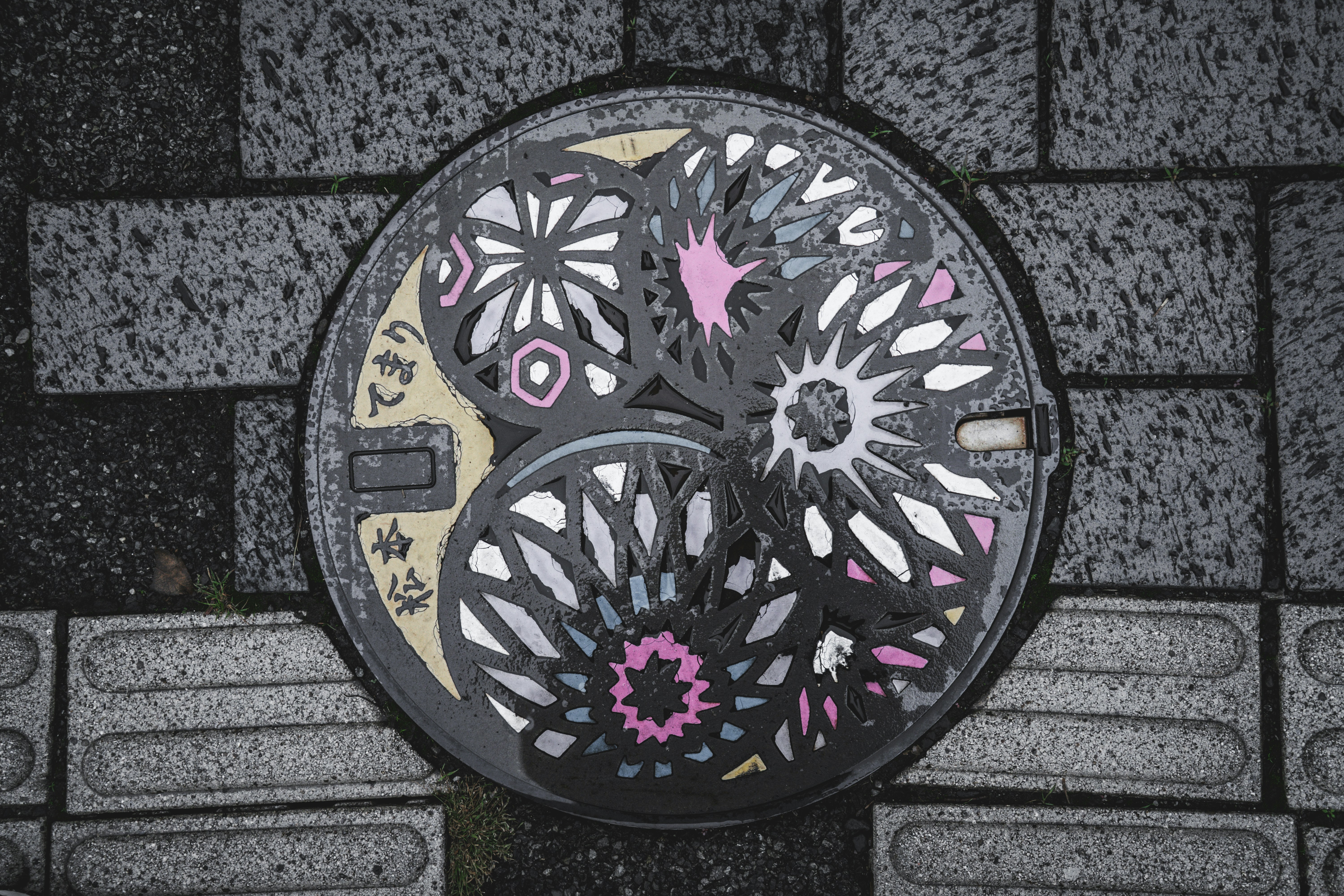 Starburst in Concrete: A Geometric Manhole Canvas