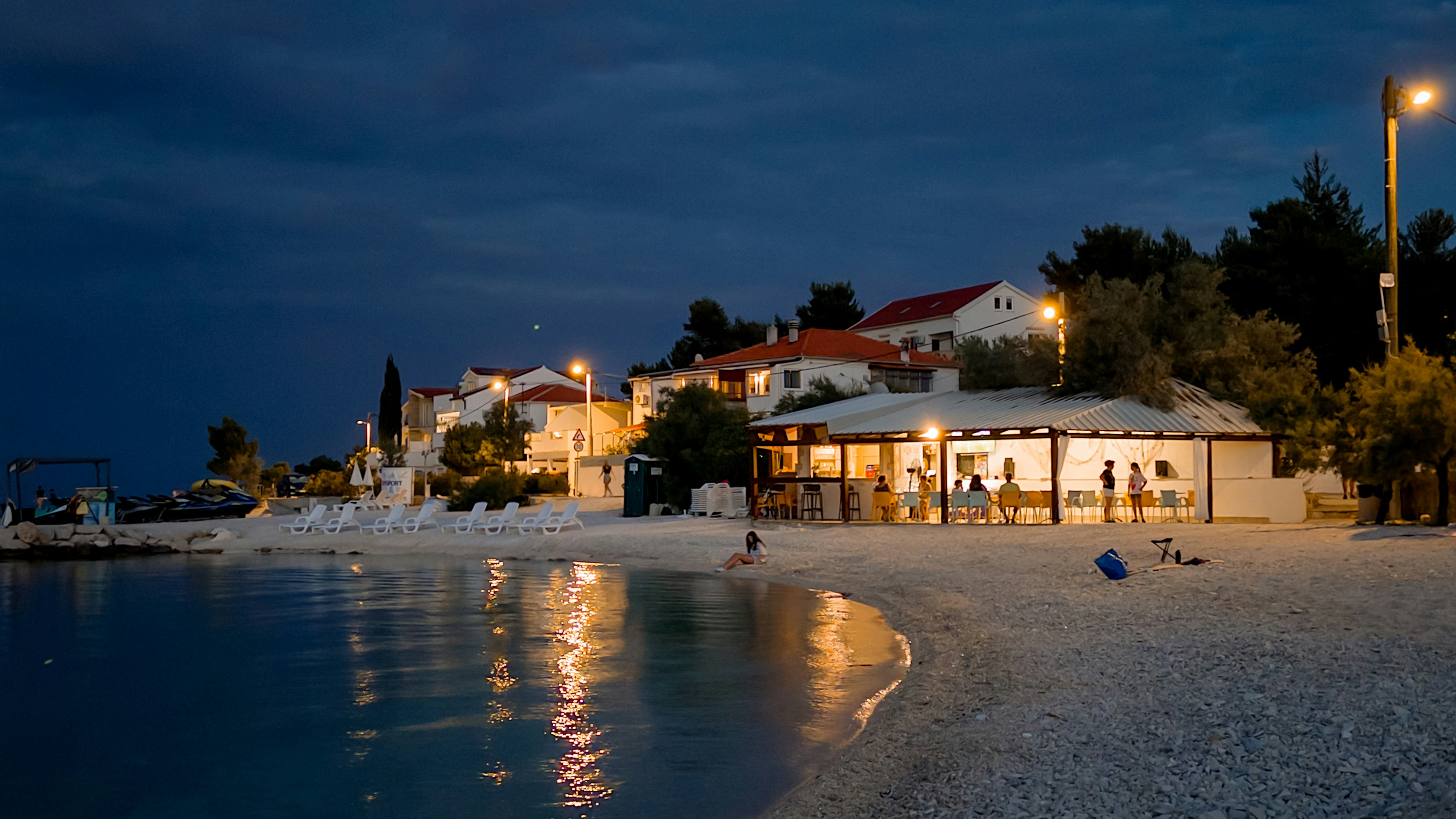 Lakeside Night Reveal: Quiet Beachfront Under Warm Bistro Lights