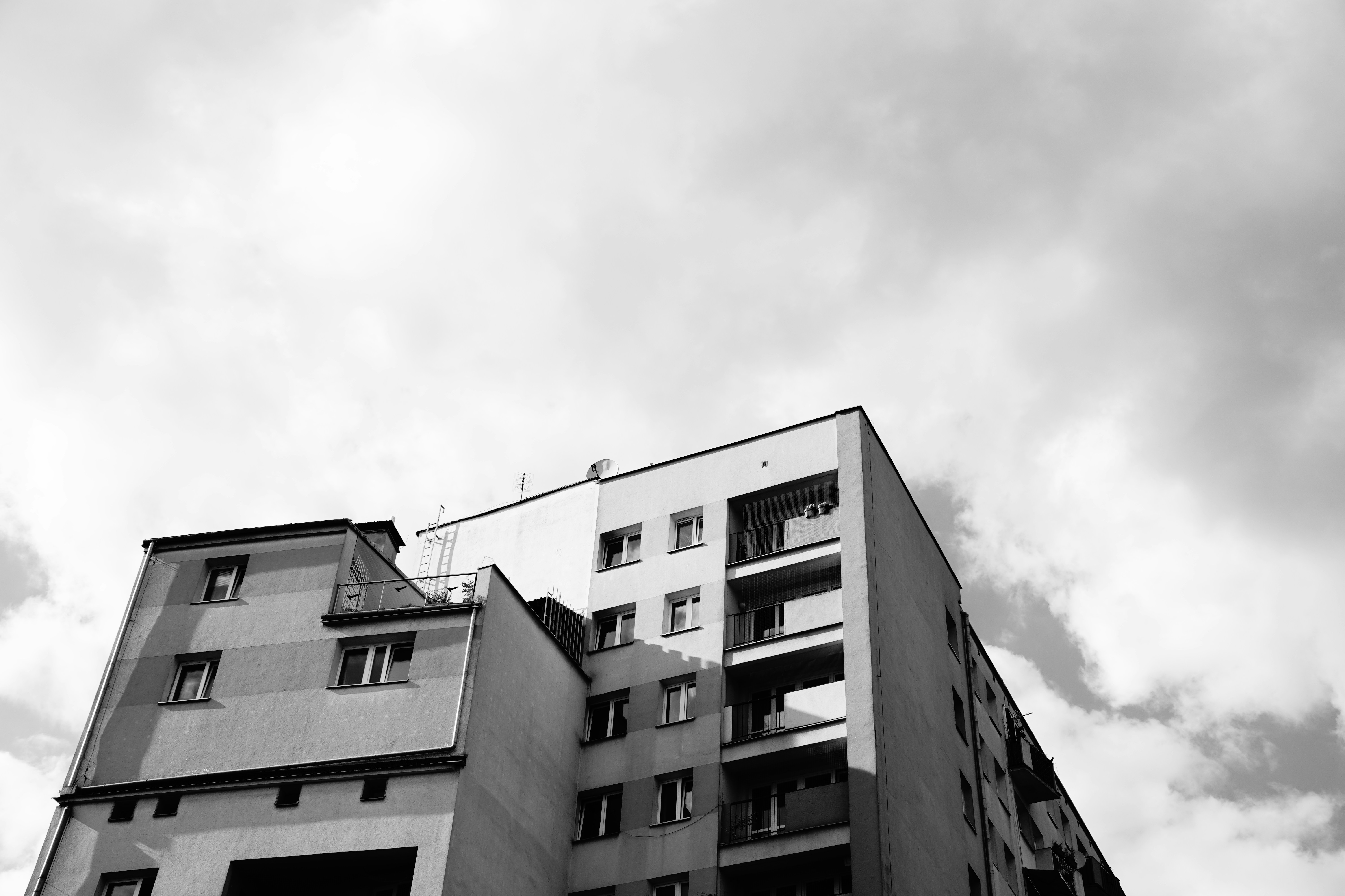 Architectural Convergence: Mono Skyscraper Against Expansive Sky