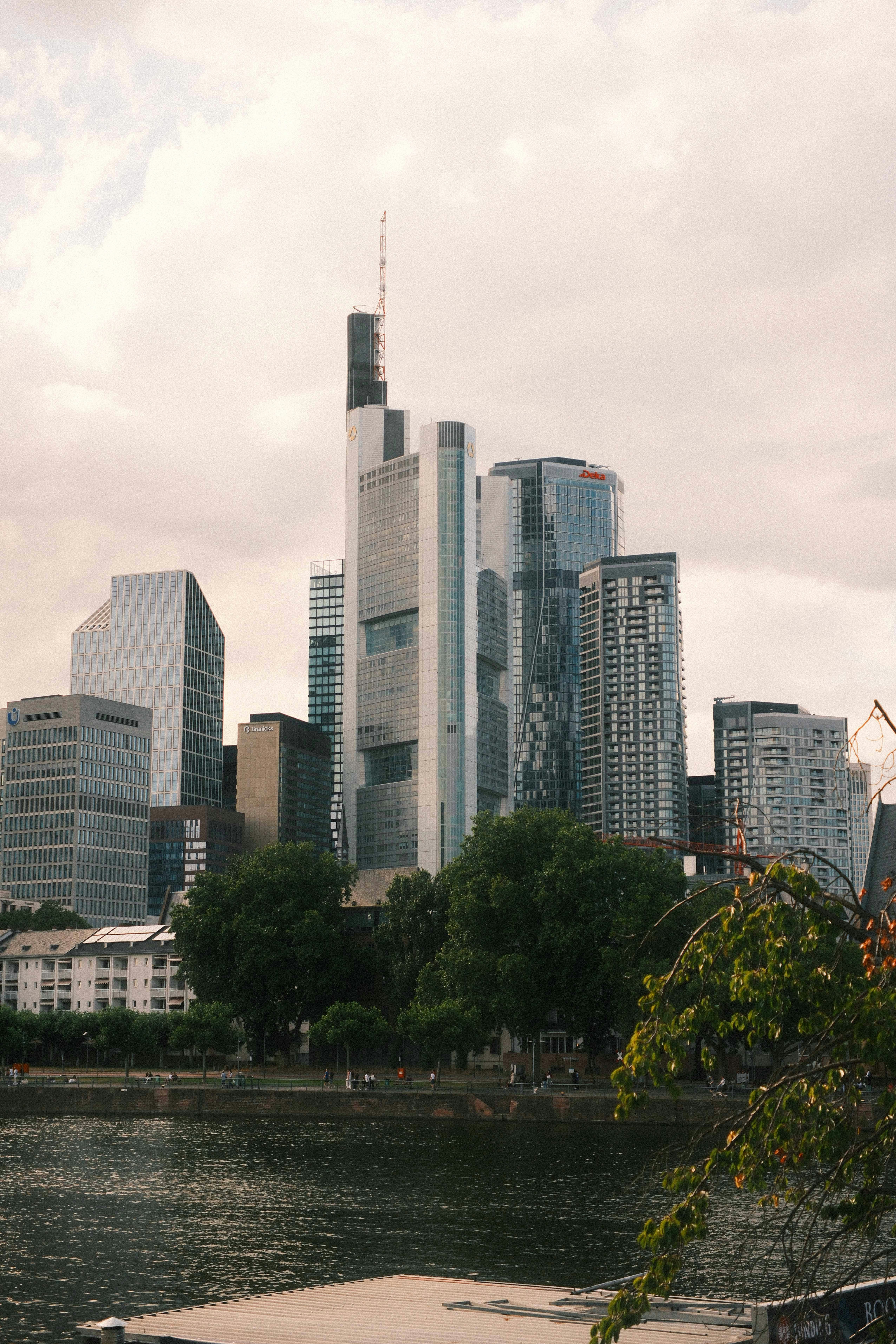 City in Glass: Vertical Monoliths by the Thames