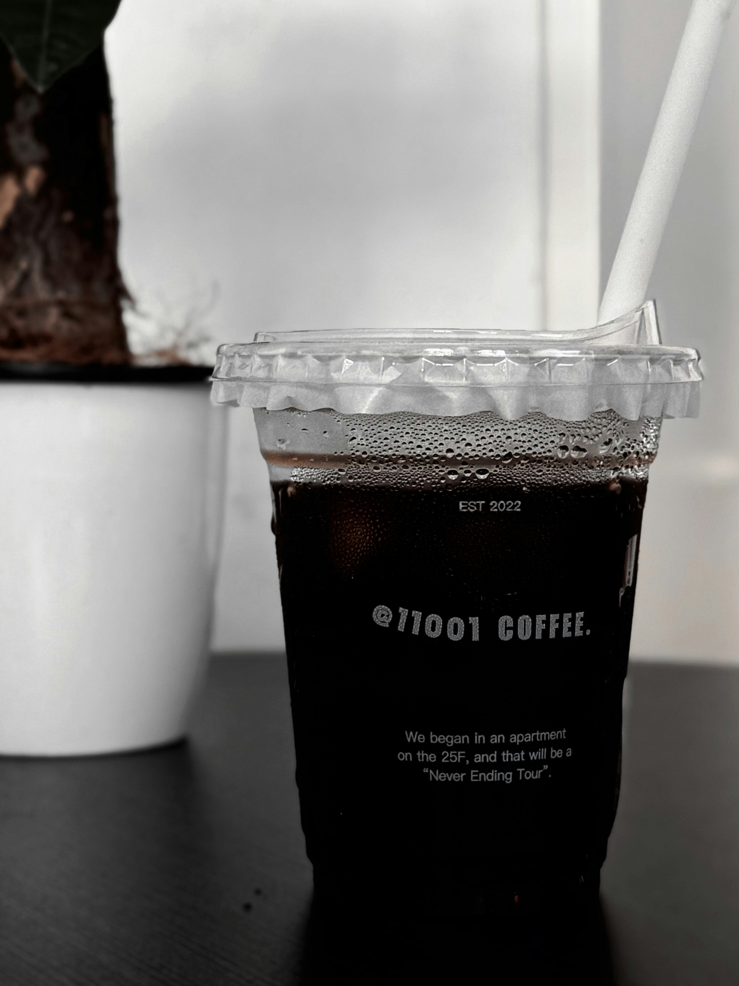 Cold Brew in Focus: A Minimal Moment at the Counter