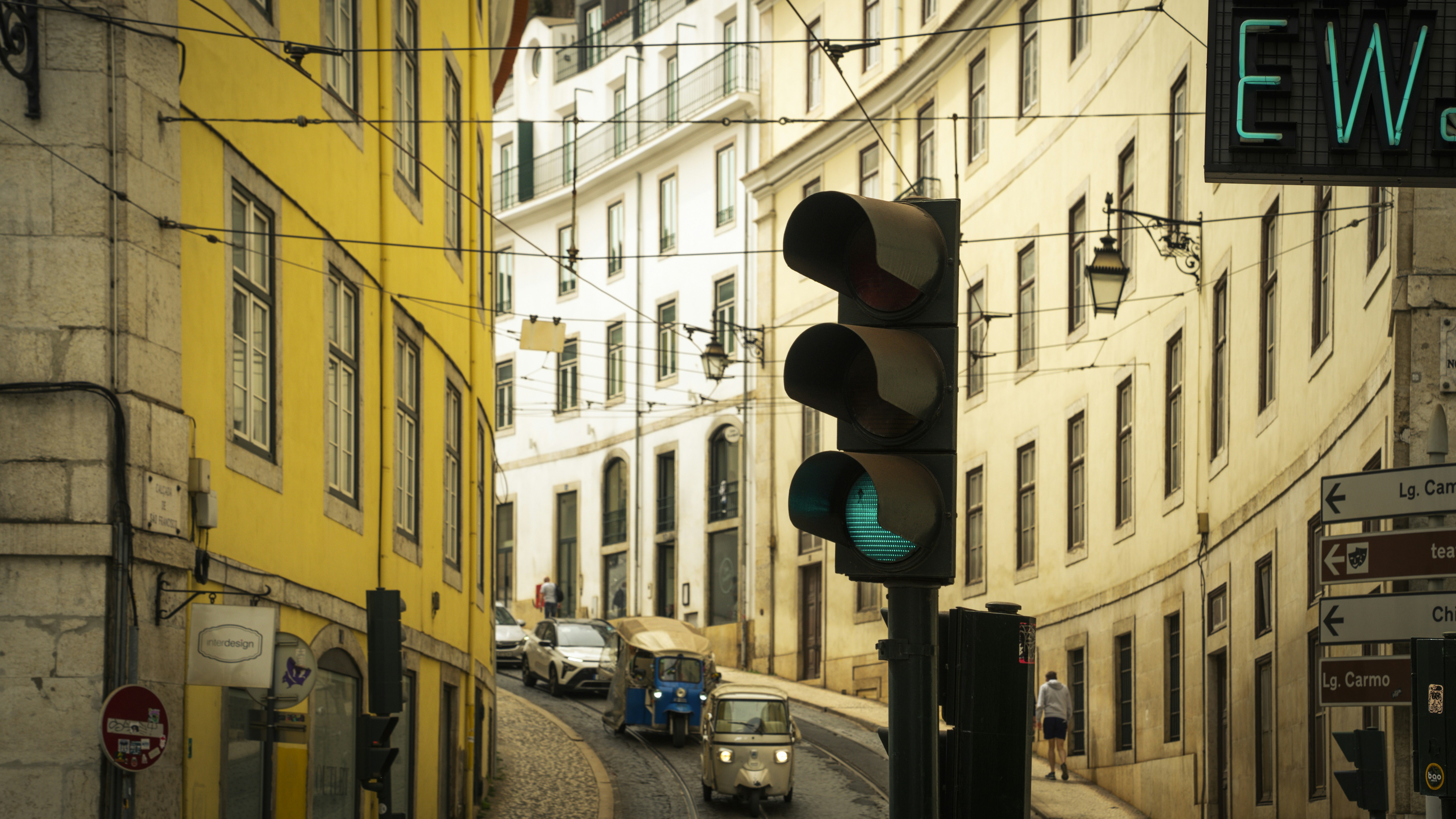 Chromatic Streetlight Orchestrates a Quiet Lisbon Bend