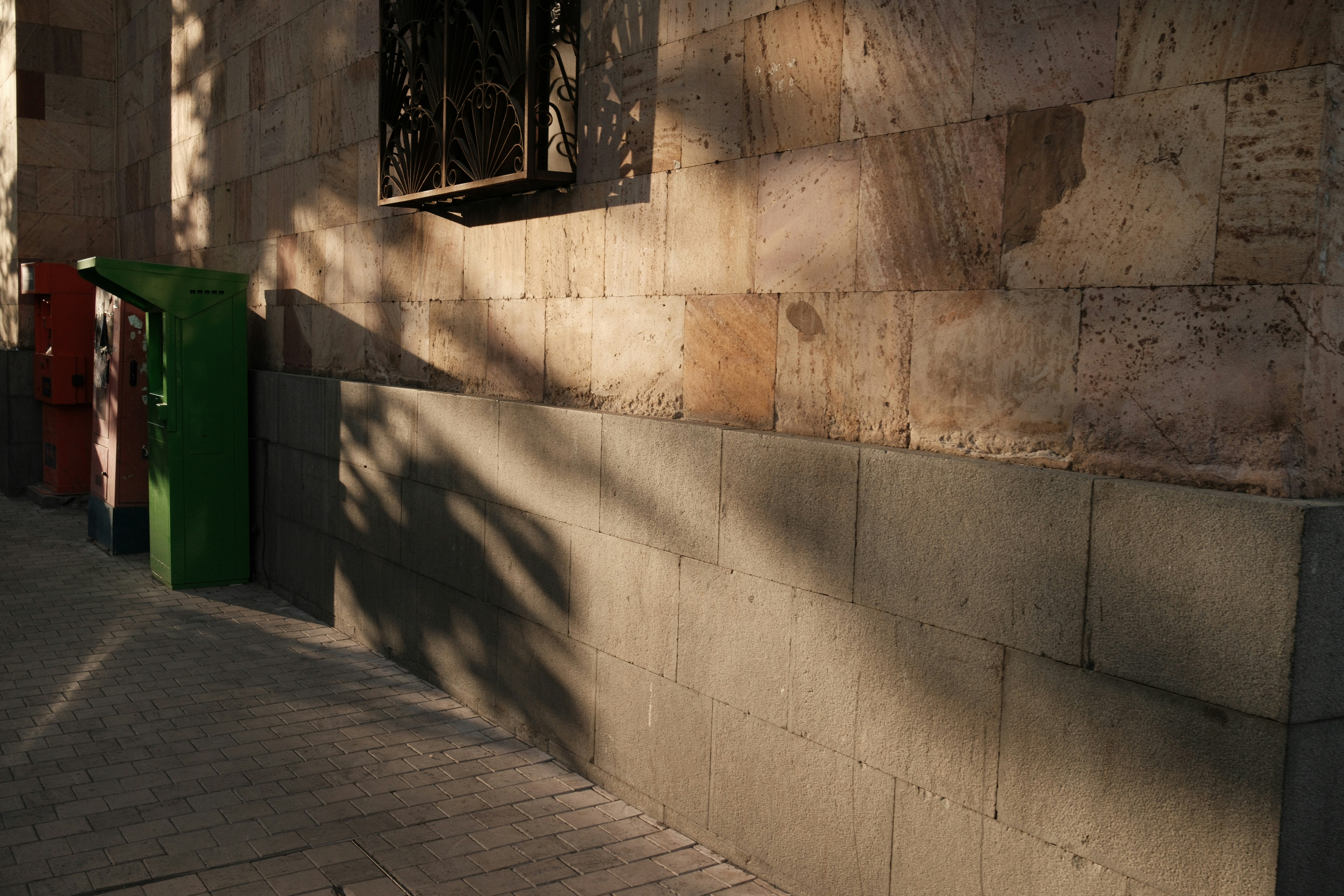 Shadows on a Stone Wall: Sunlit Geometry by the Street
