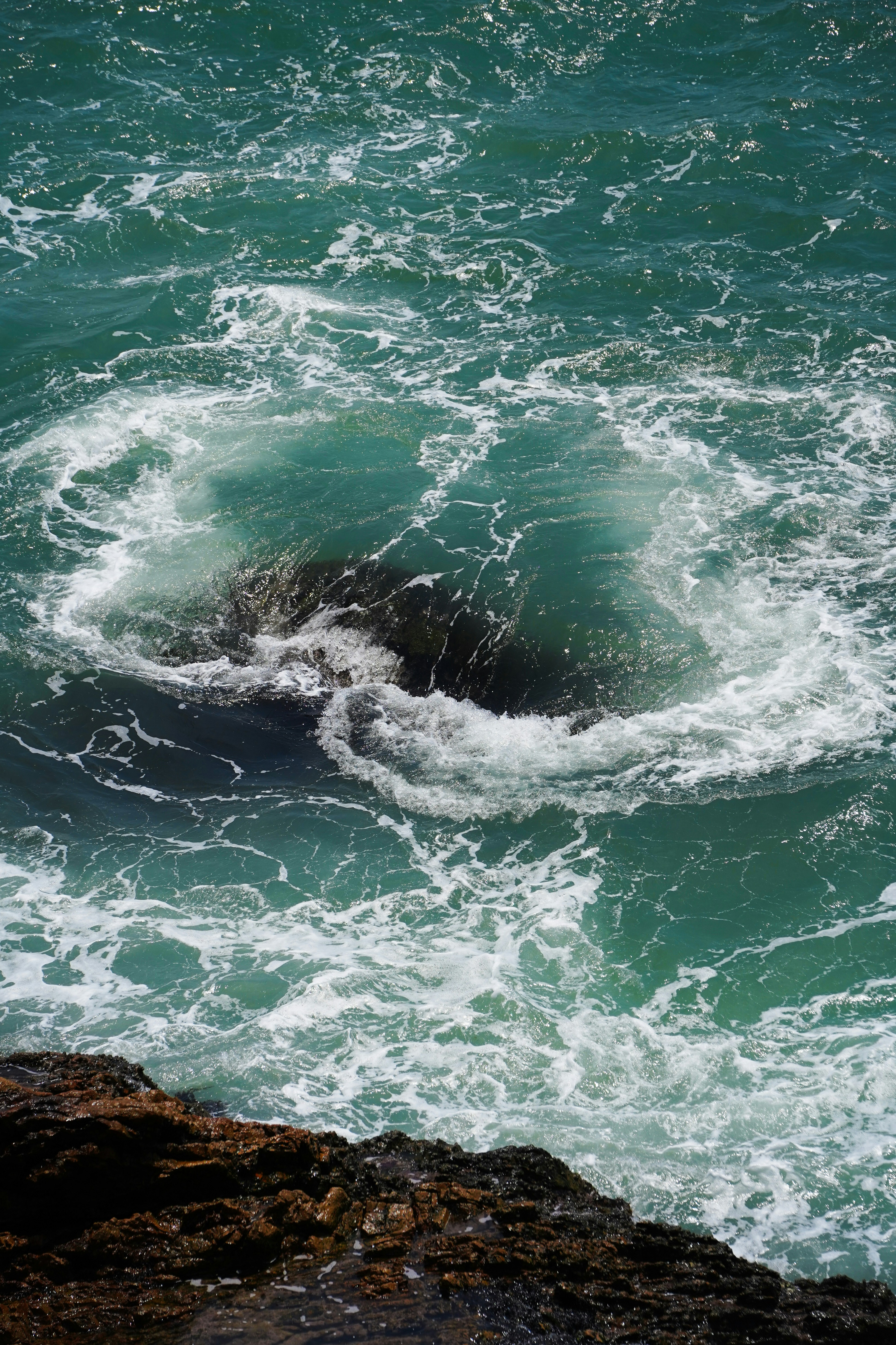 Cresting Turquoise Pulse: A Sea’s Ring of Foam