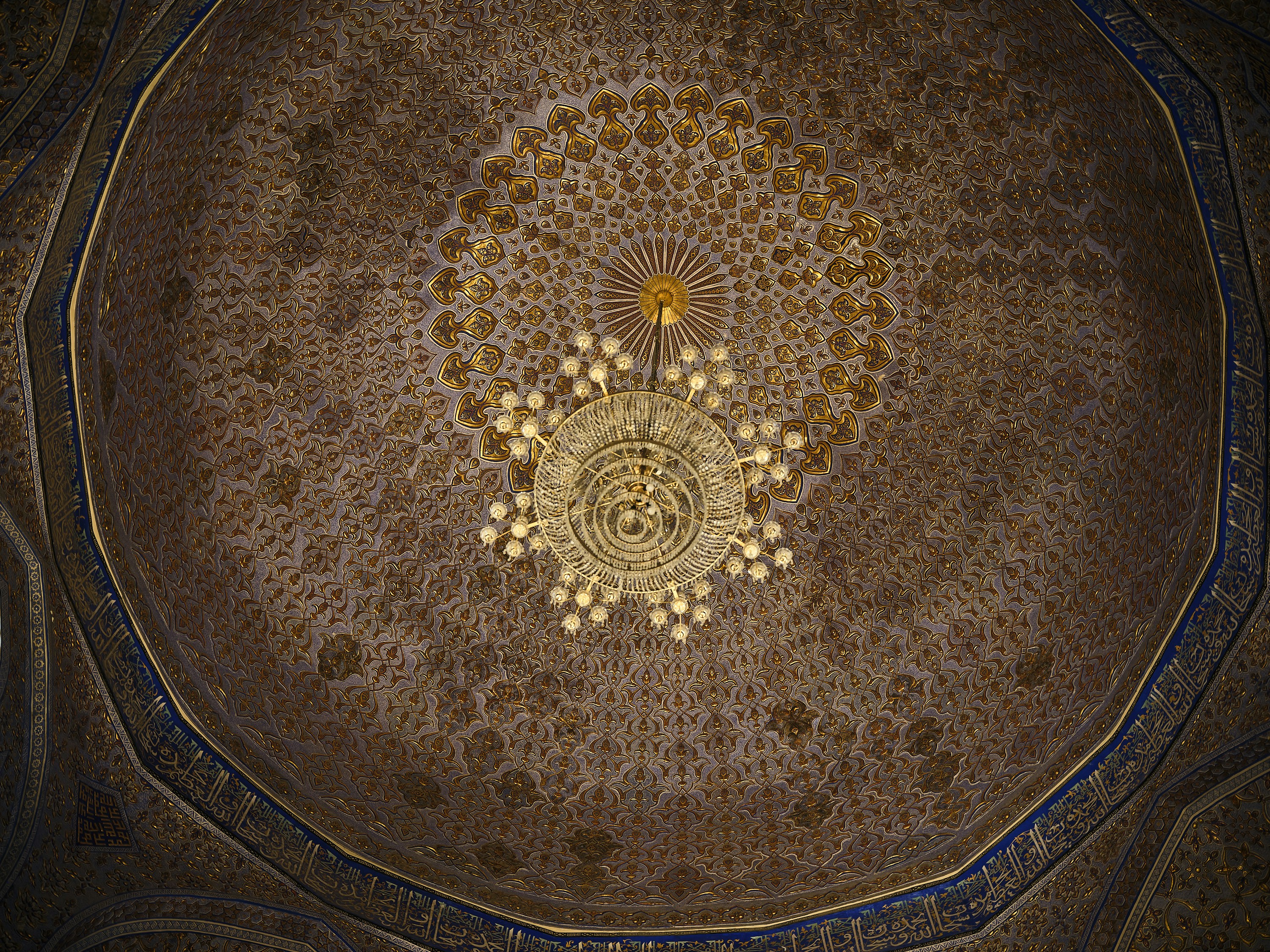 Centro de Oro: An Elaborate Dome of Repeating Circles
