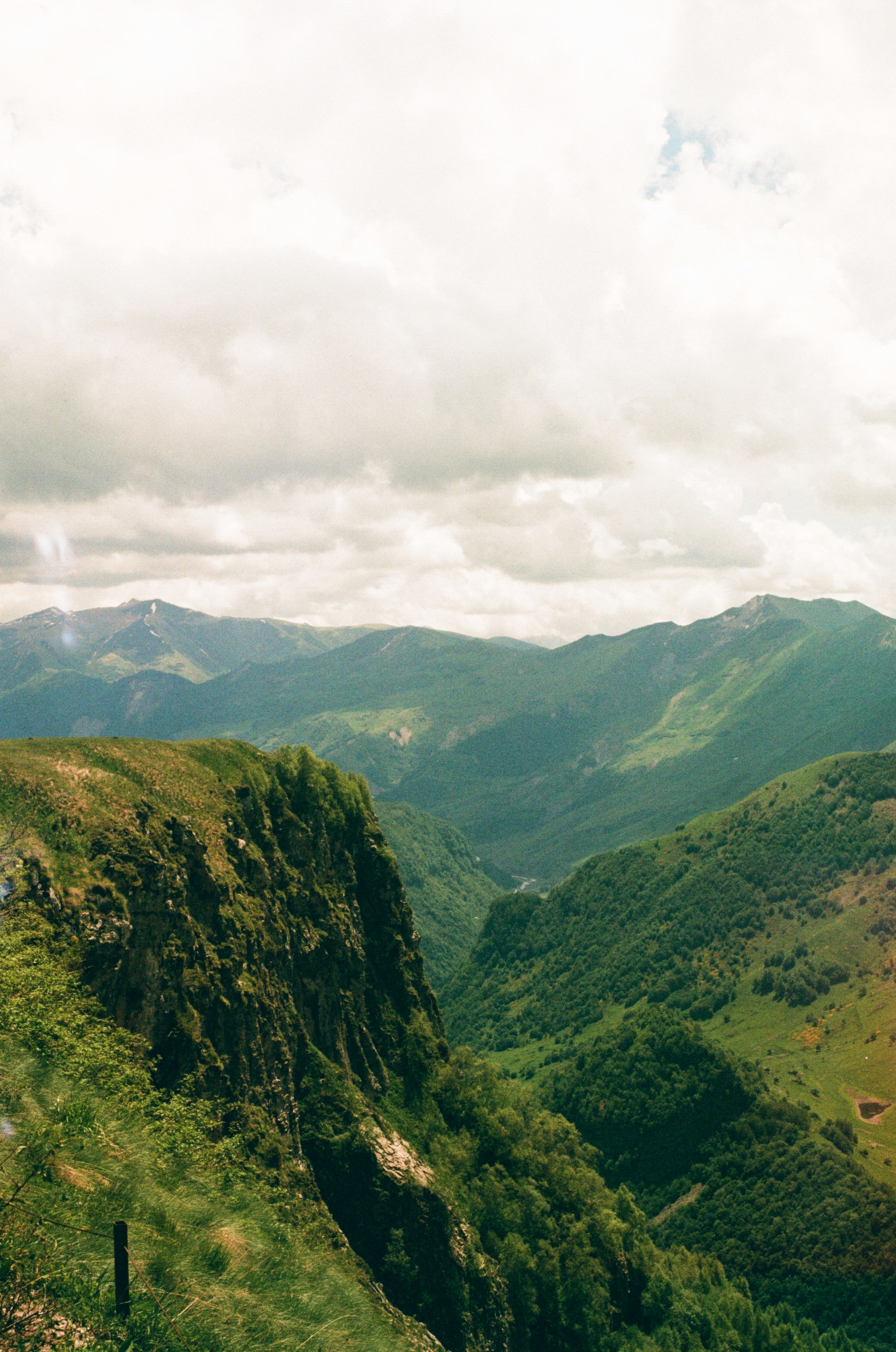 Edge of the Valley: A Green Spine Between Mountain Ridges