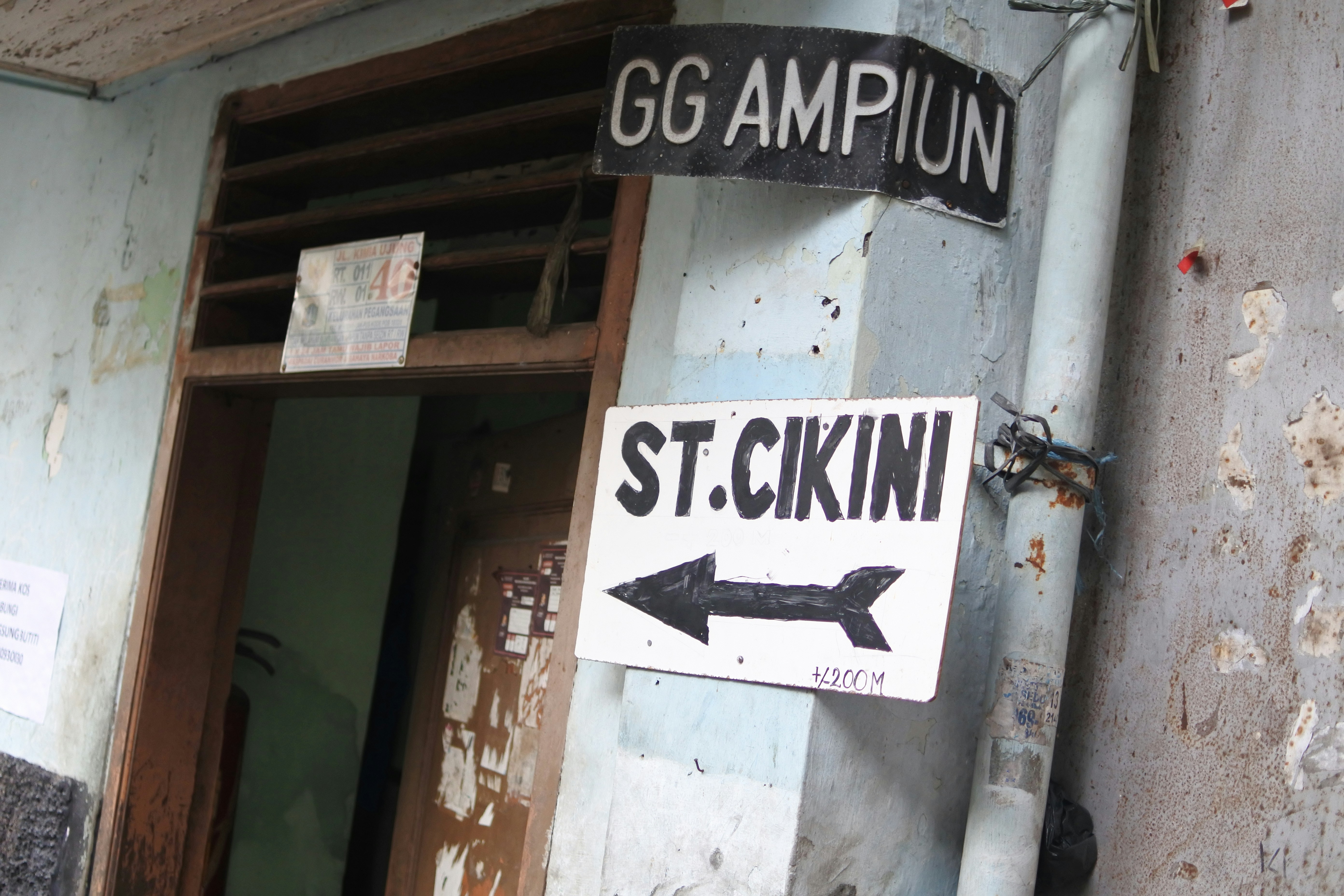 Street Sign Compass: Arrows Pointing to Ave St. Cikini