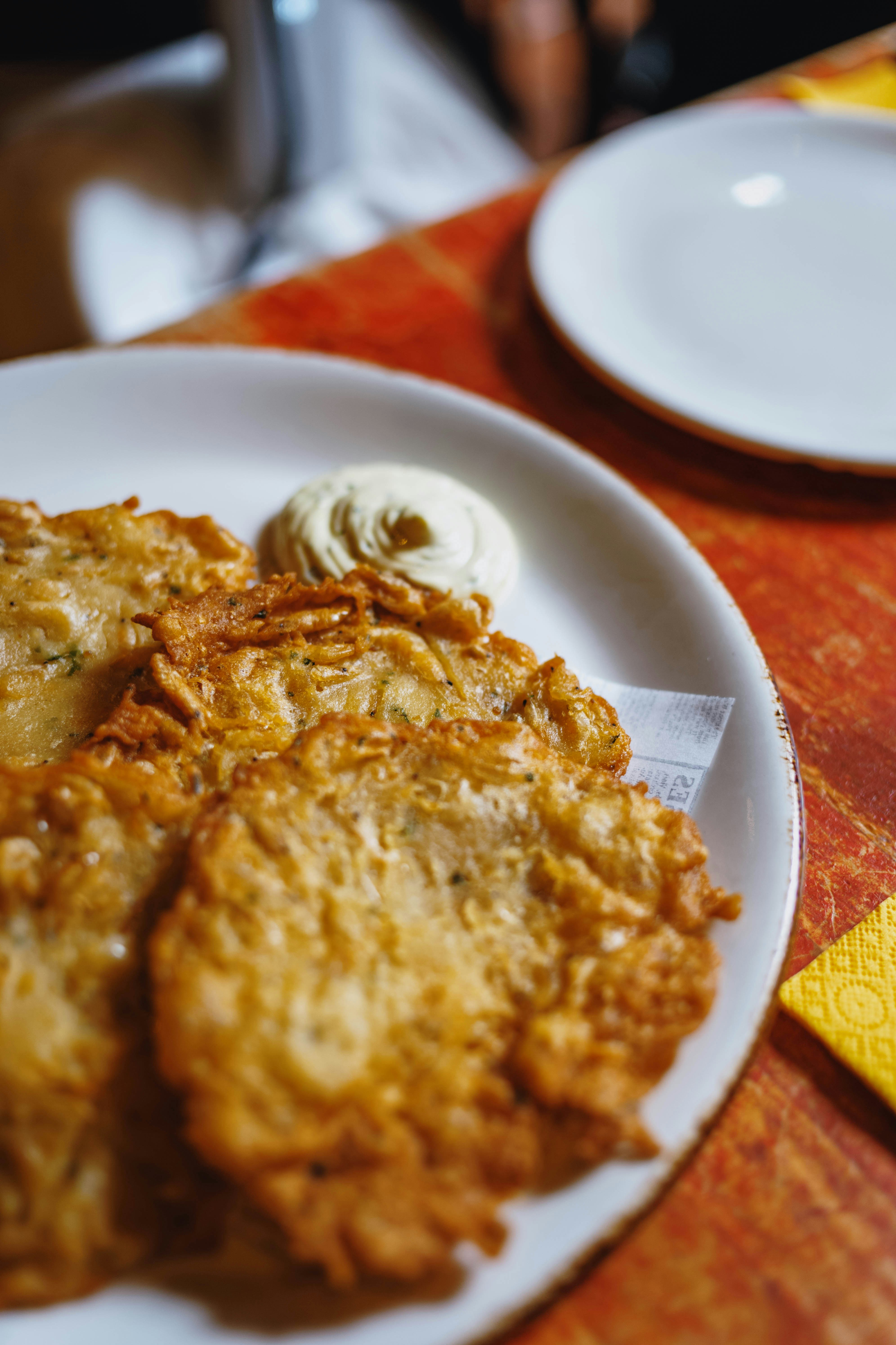 Crispy fried plates and a dollop of cream: a cozy dining moment