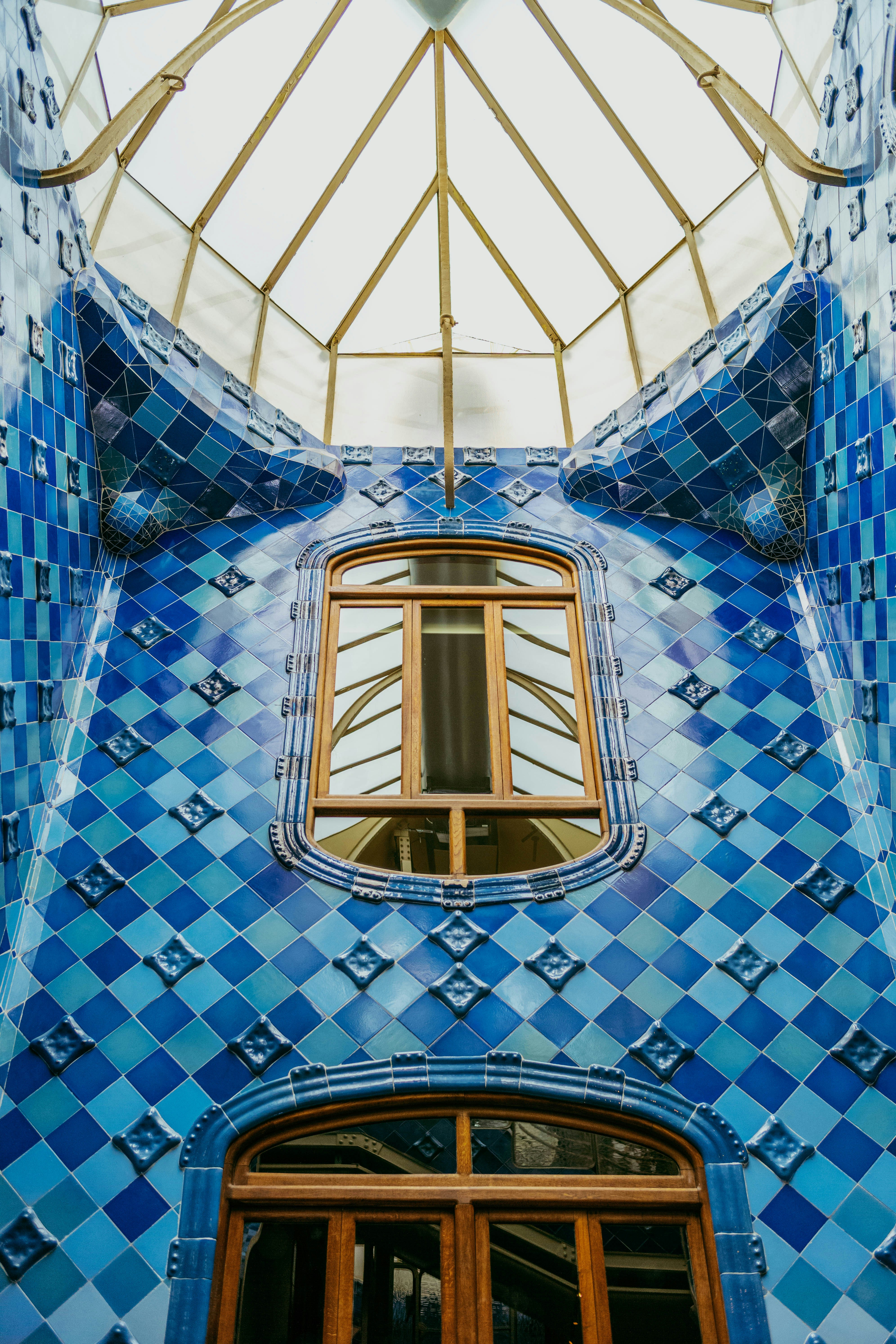Azure Facade: A Window to Geometric Light