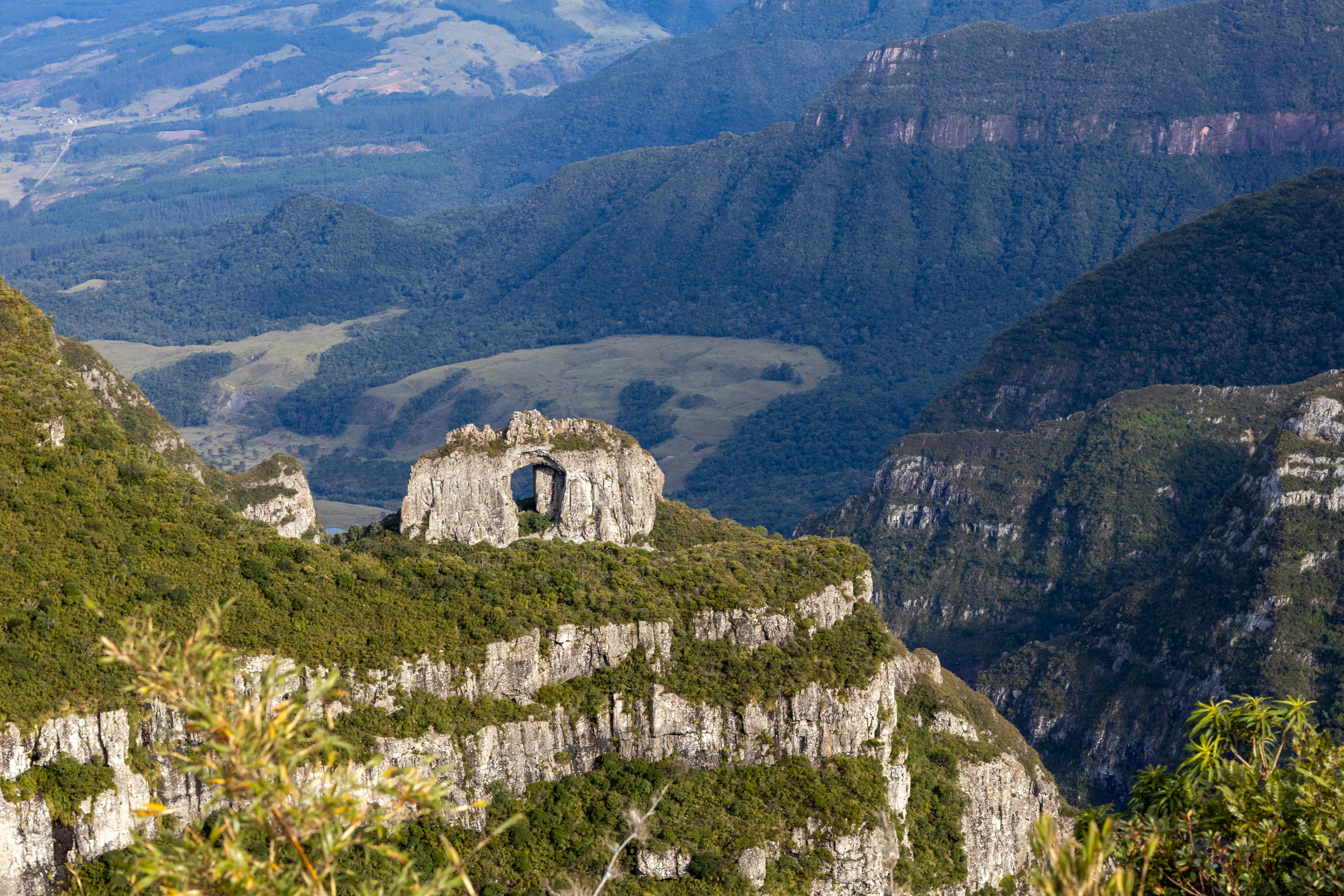 Stone Arch Emerges from the Serra: A Natural Gateway in the Ridge