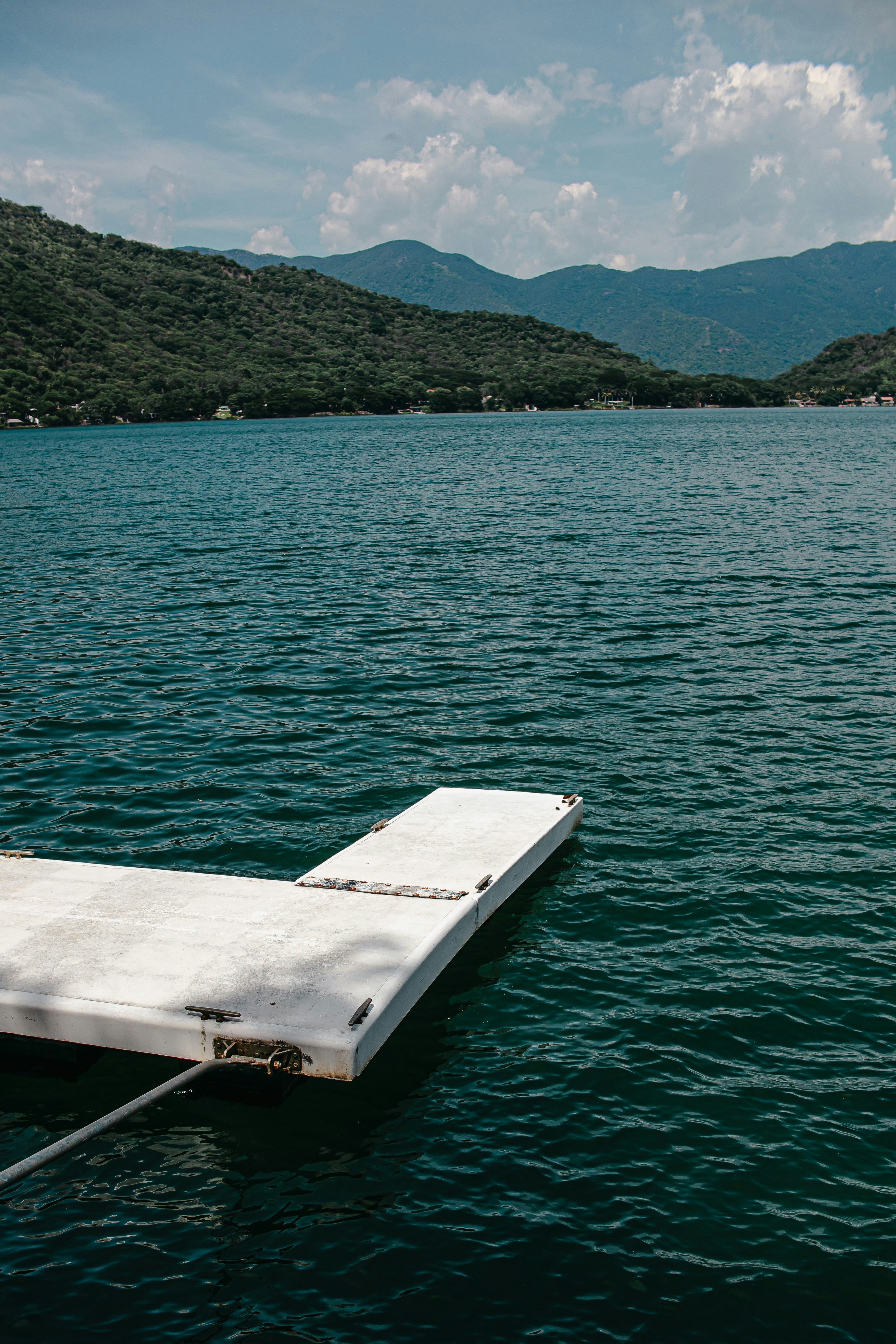 Floating Platform Reaches the Quiet Edge of a Mountain Lake