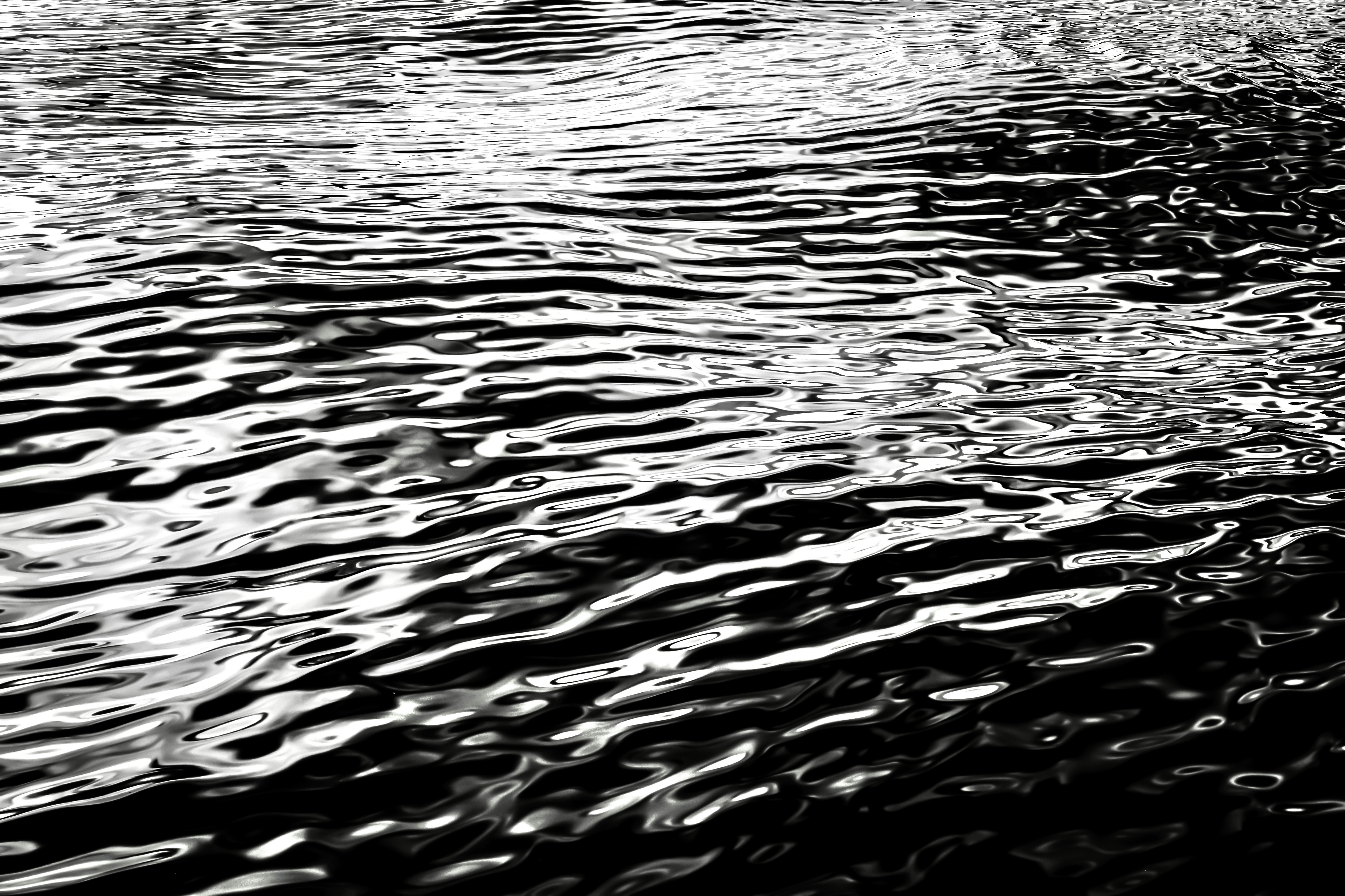 Ripples in Darkness: Abstract Lightplay on Water