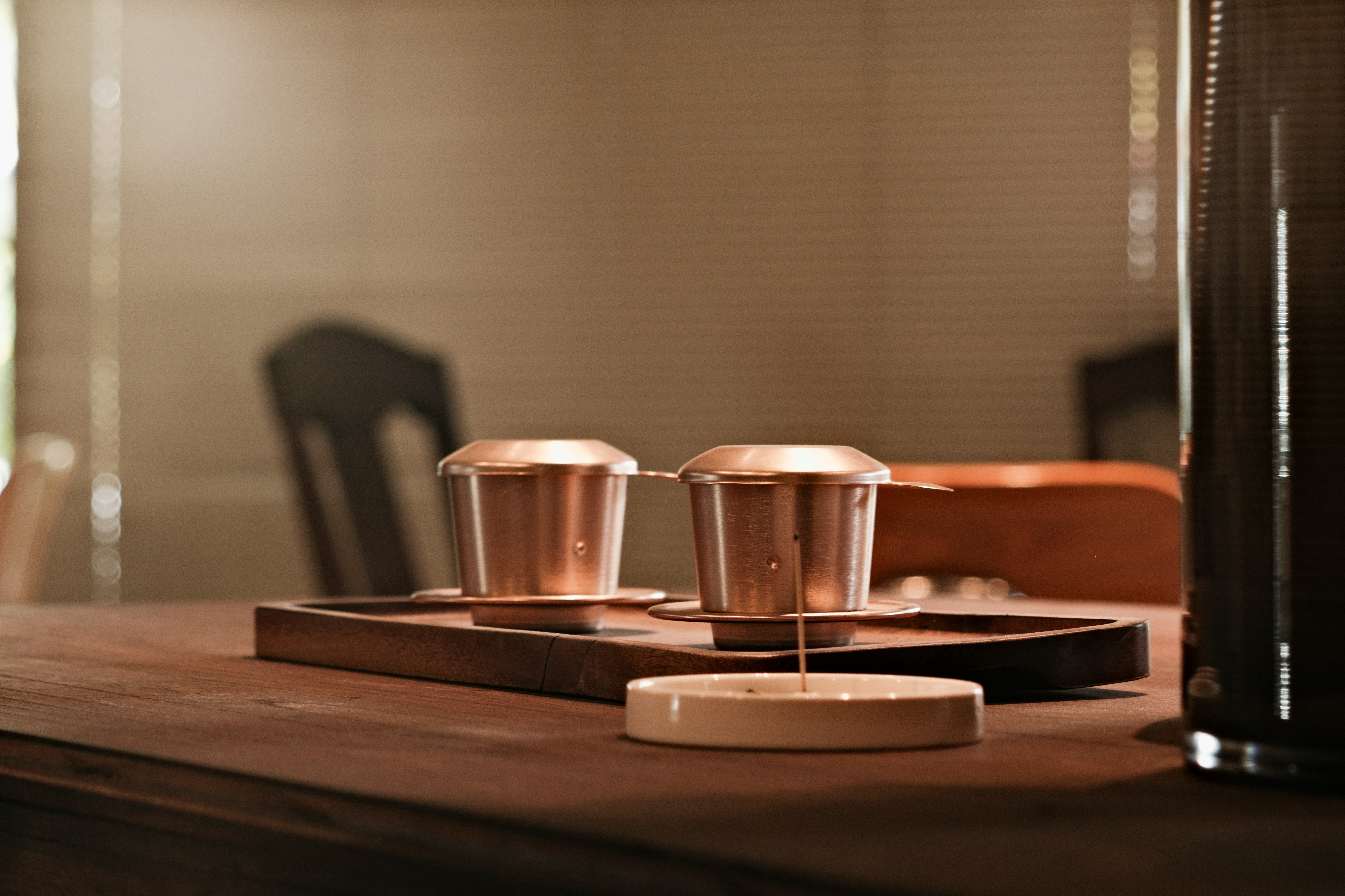 Coppery cups on a quiet wooden bar