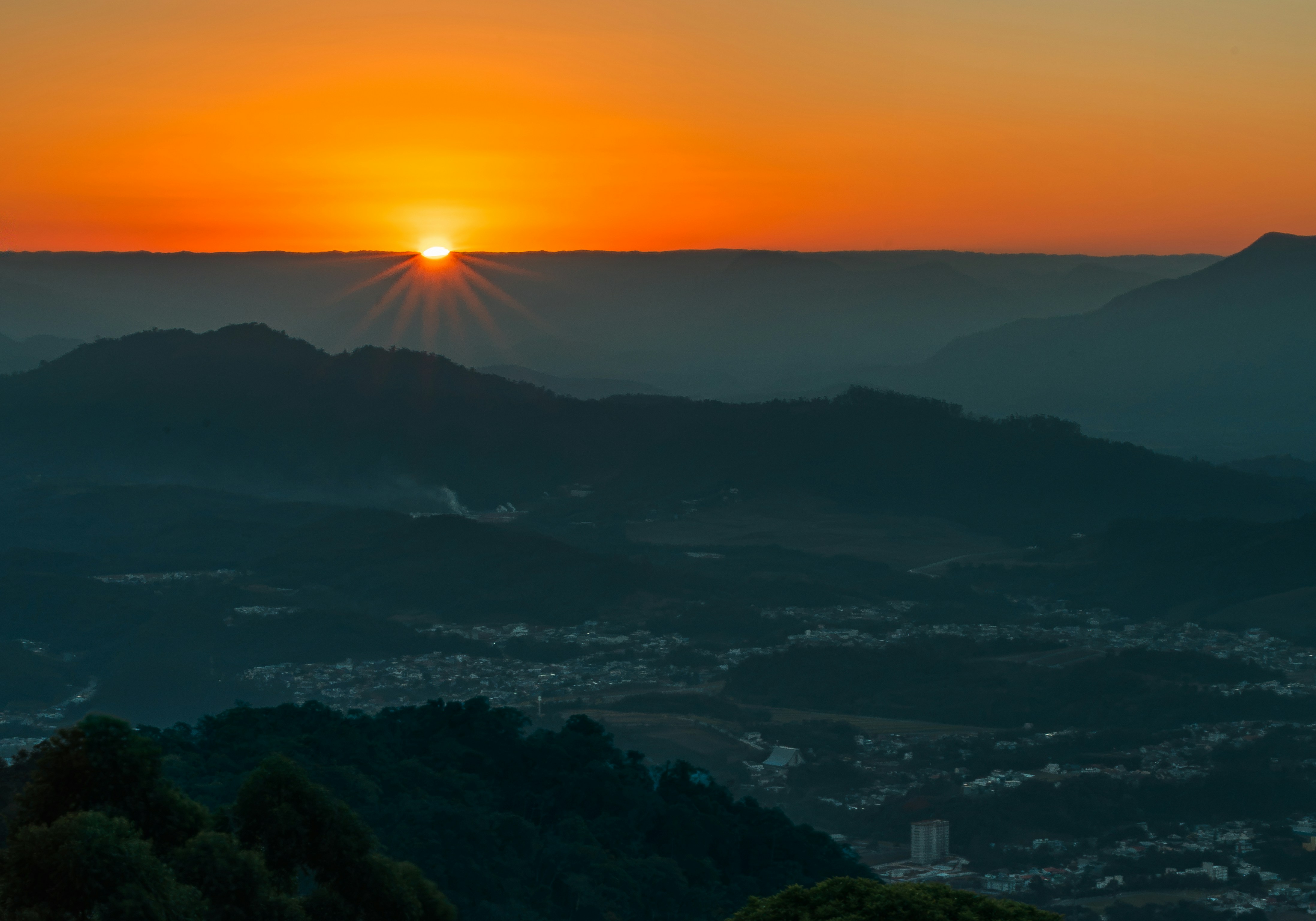 Sunburst Over the Valley: A Quiet Mountain Sunset