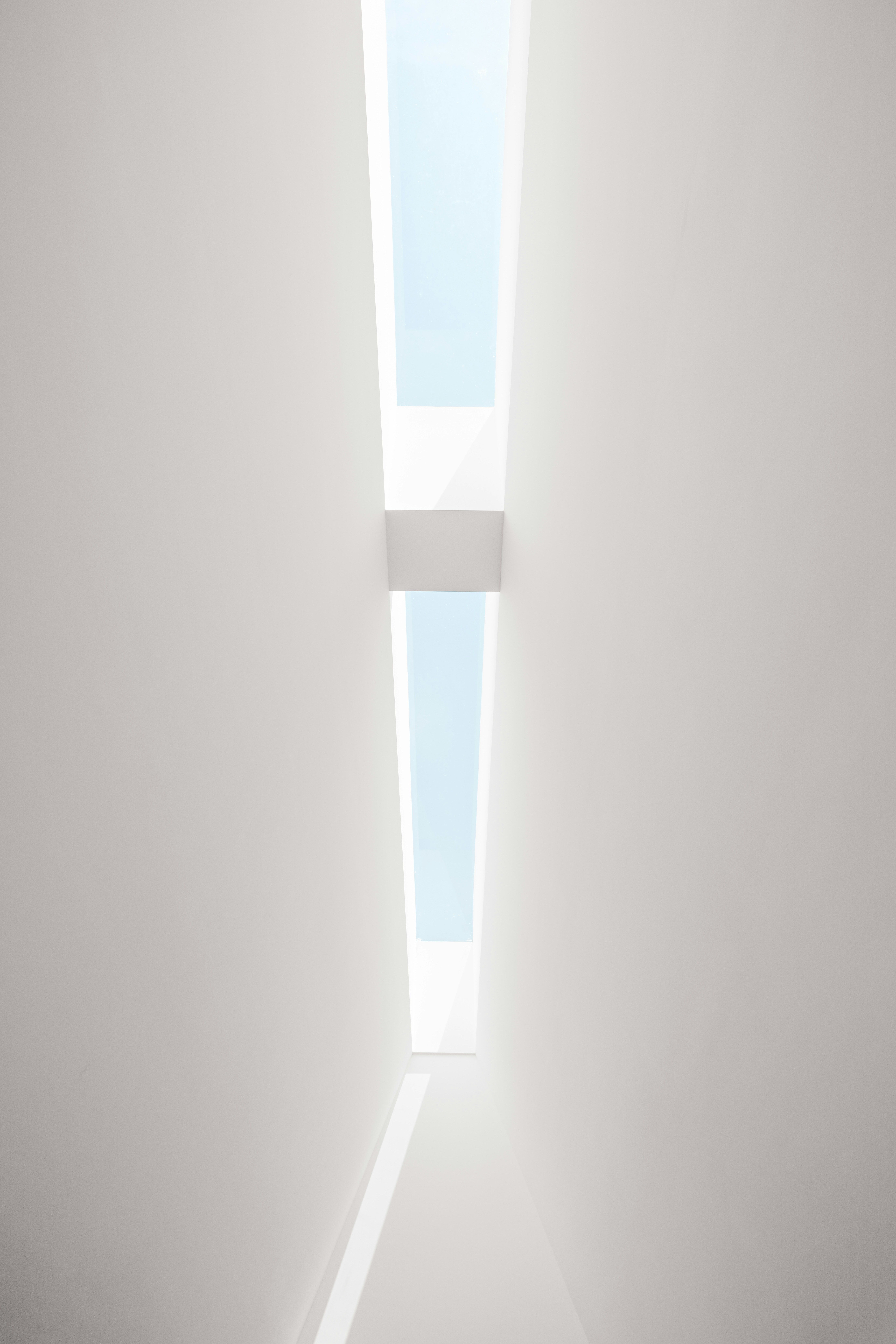 Vertical Light Corridor: A Minimalist Sky Gap Draws the Eye
