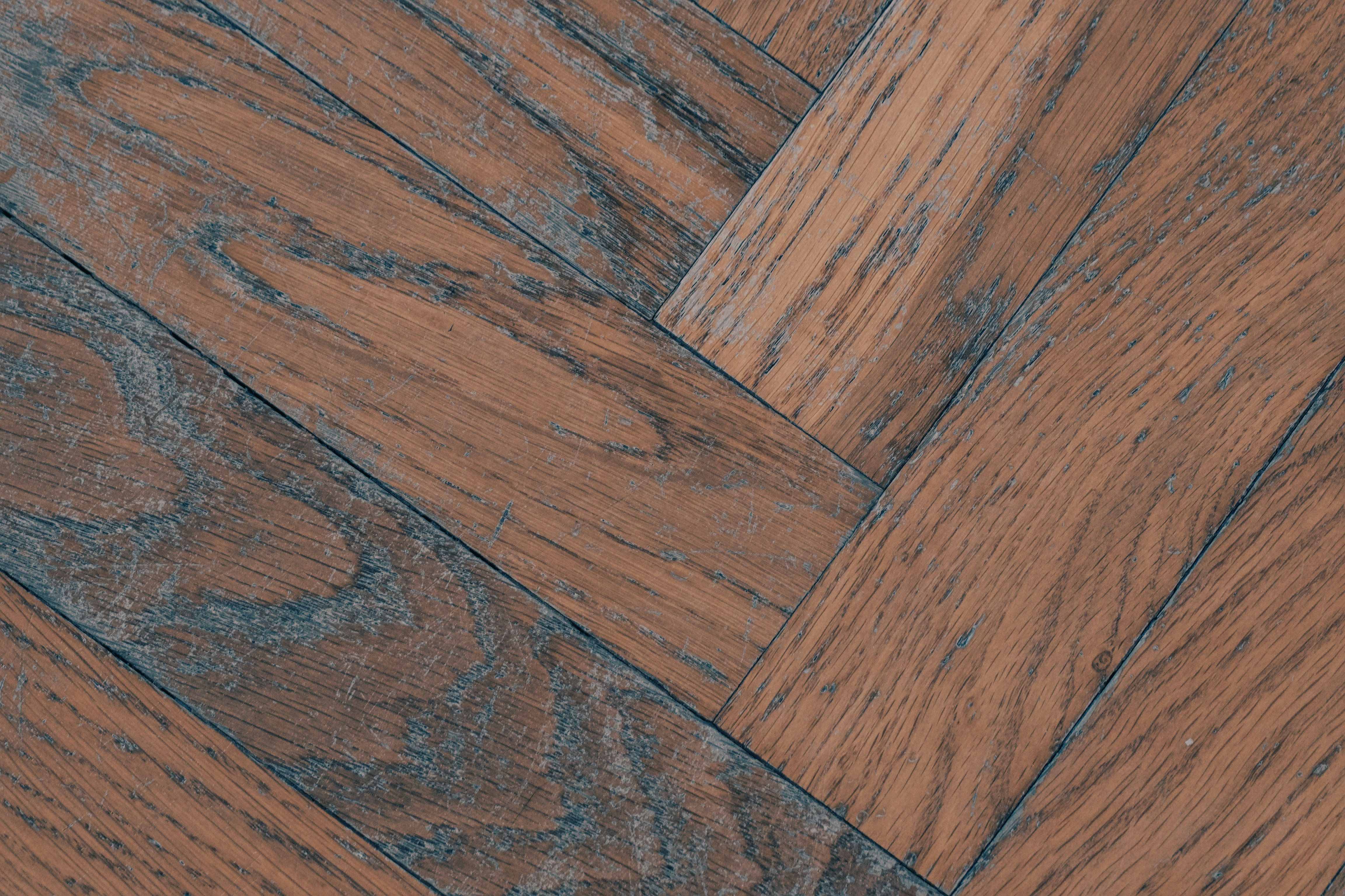 Interlaced Wood Grains: A Geometric Study of Floor Panels