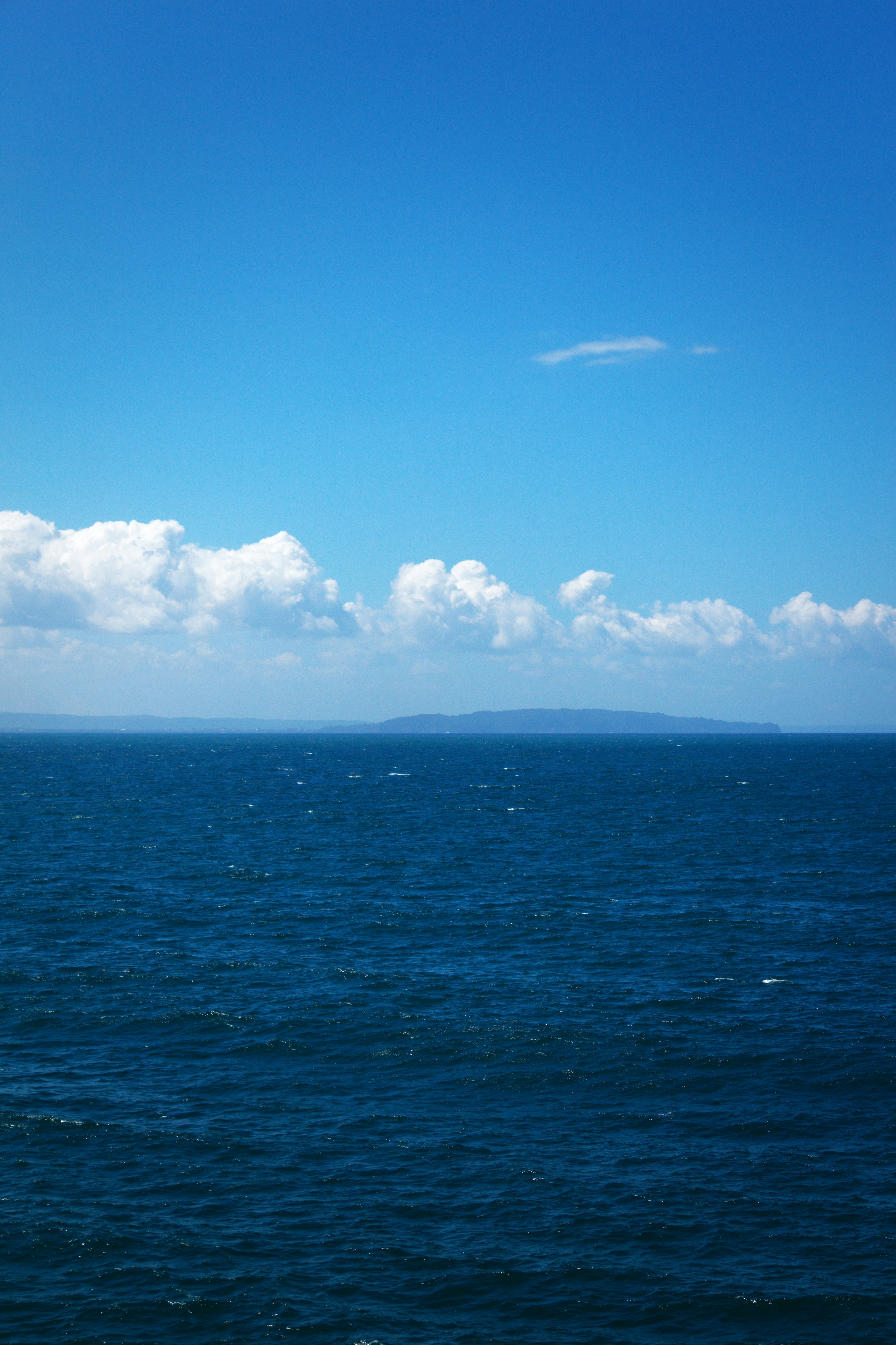 Horizon of Quiet Depths: Ocean Across a Calm, Wide Sky