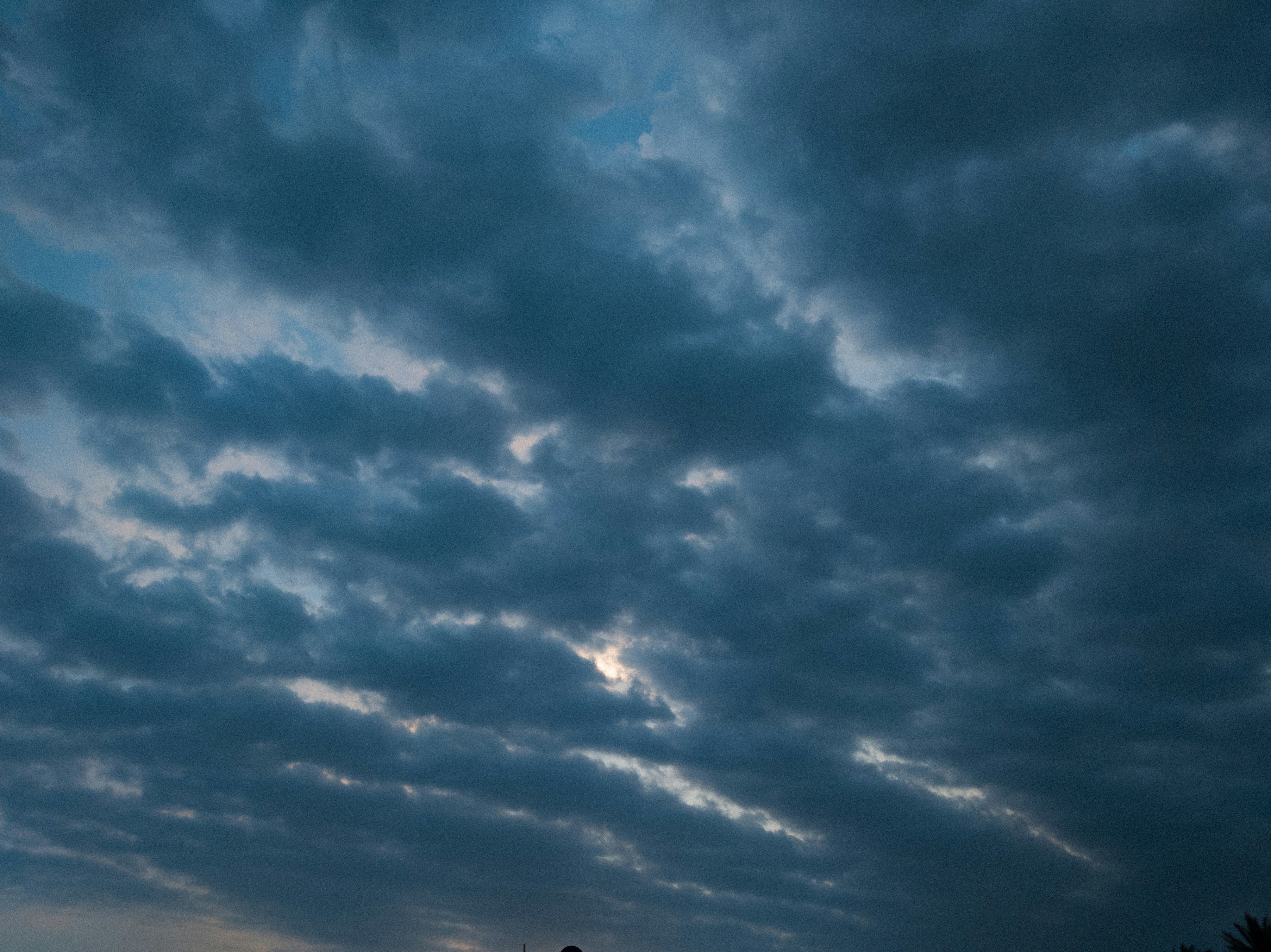 Mid‑Evening Sky: Layered Clouds Over a Quiet Horizon