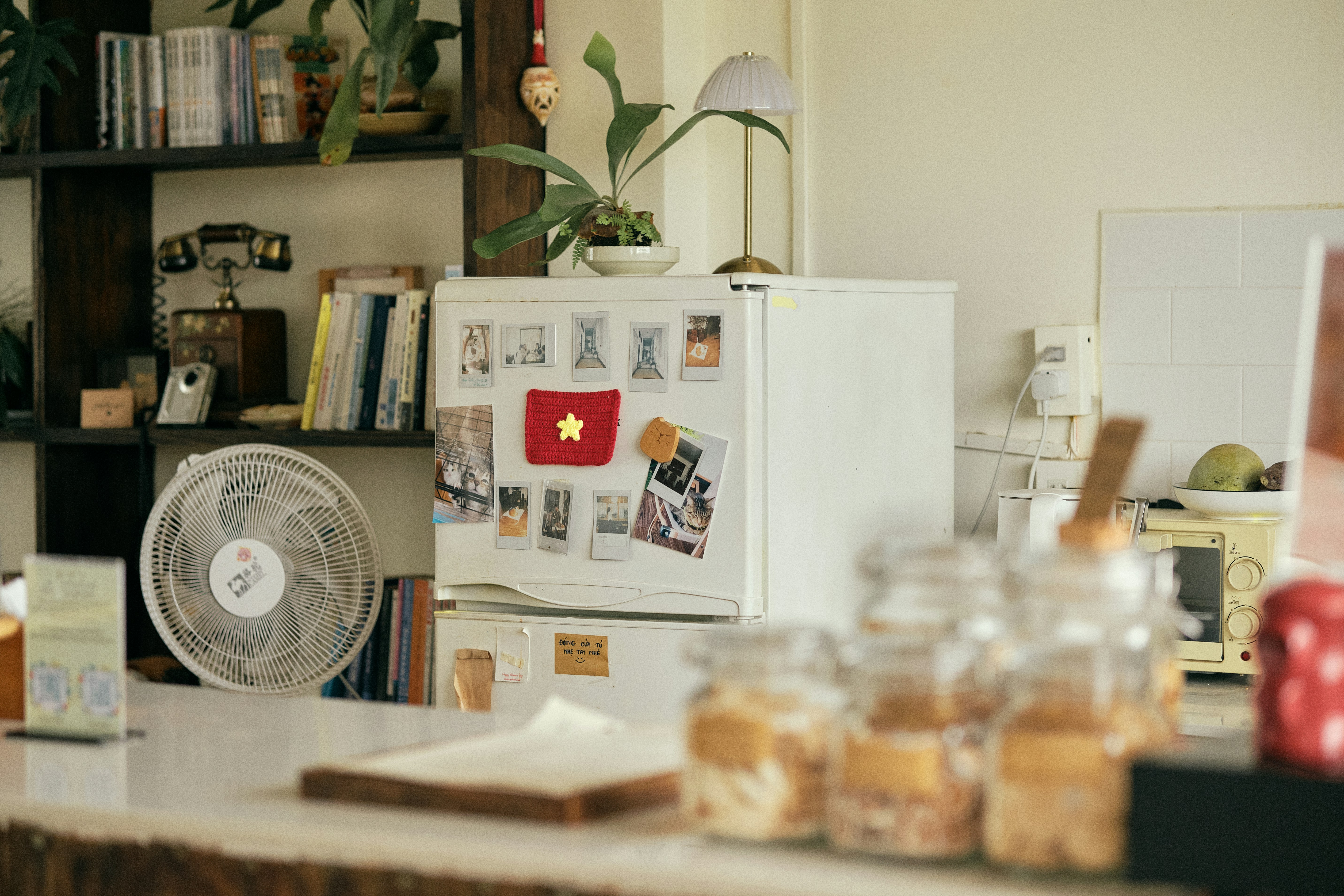 Quiet Kitchen Corner: A Vintage Fridge, Jars, and Soft Light