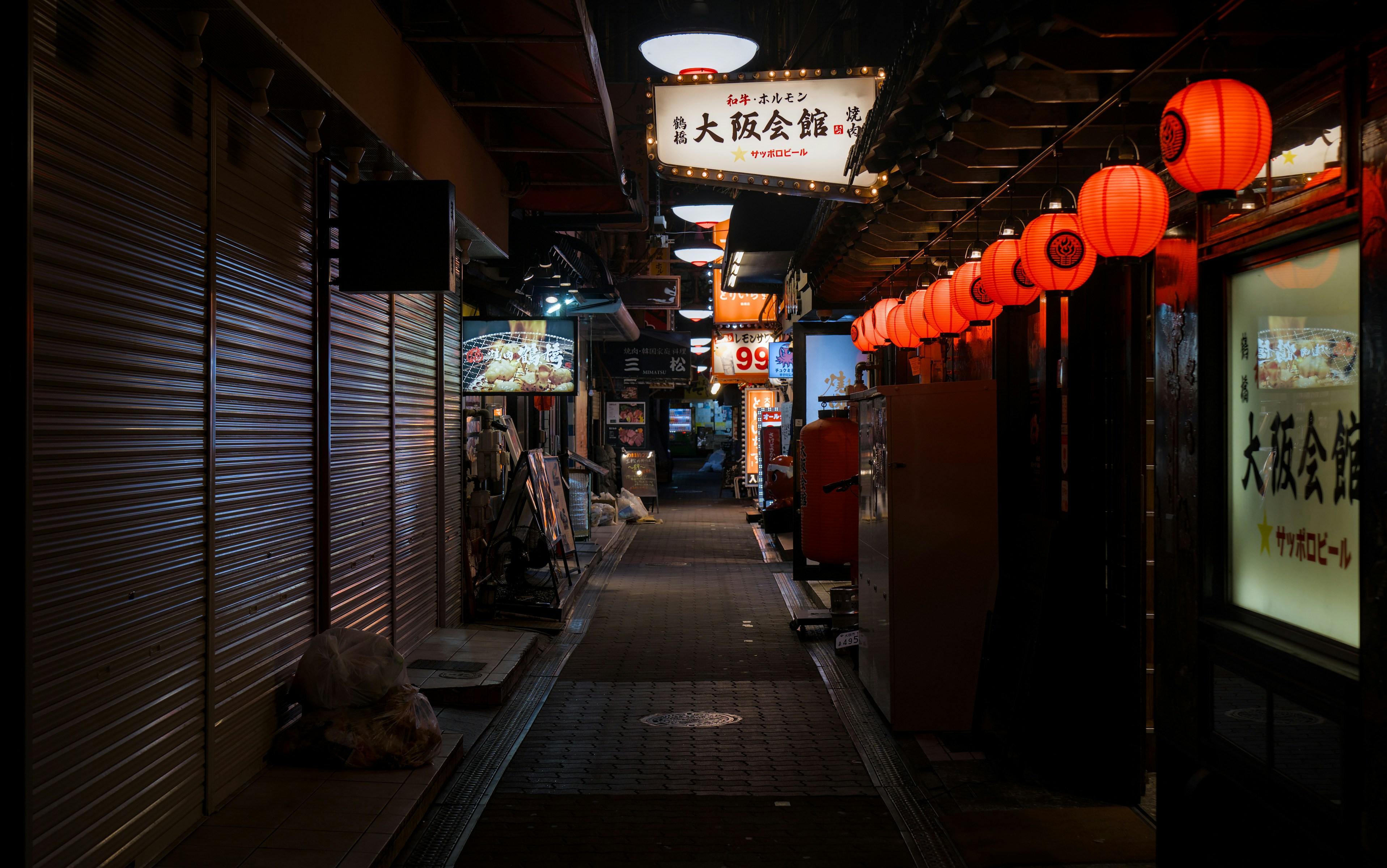 Lantern-lit Alleyway: Quiet Pulse of a Night Market Corridor