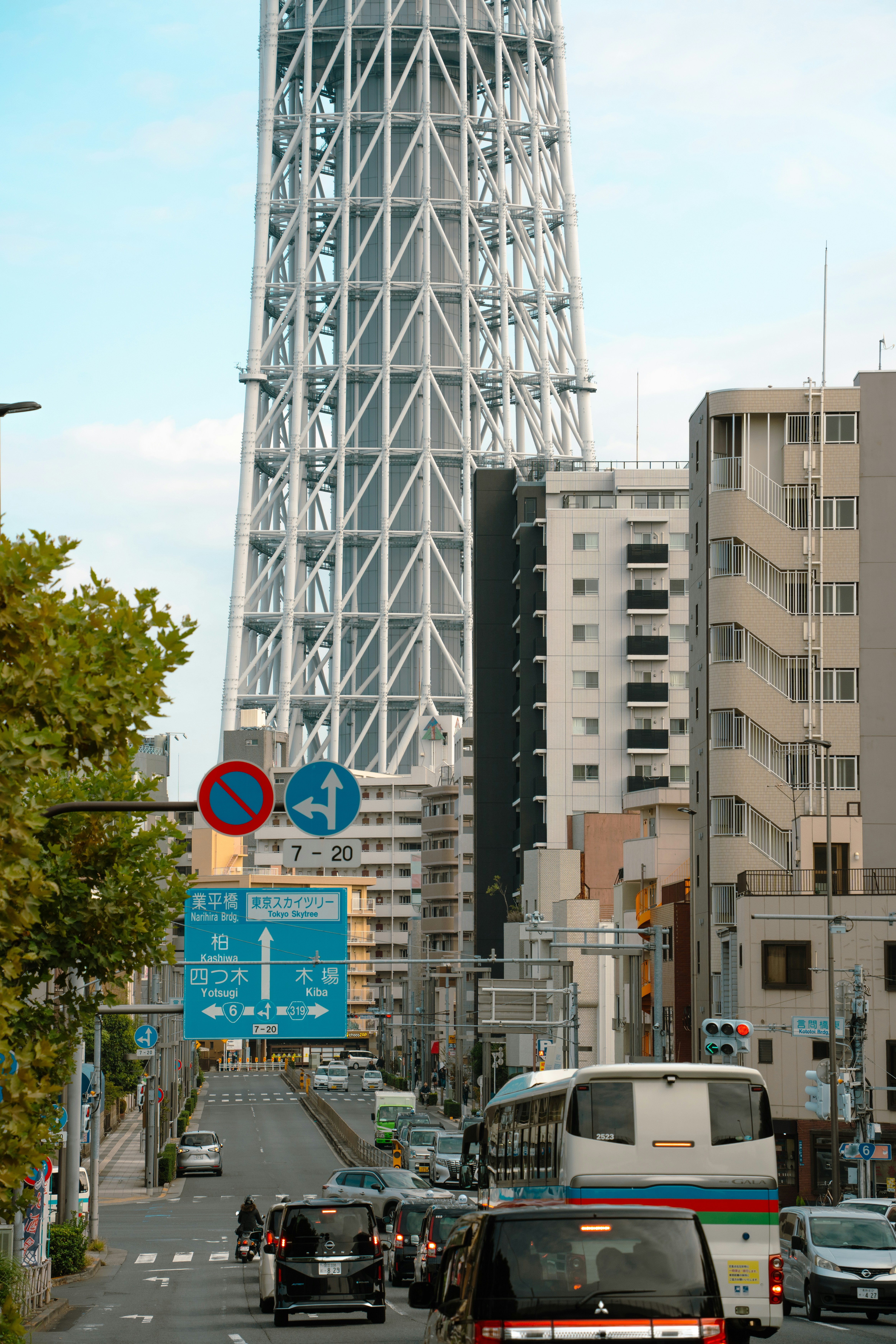 Urban Crane Tower Perspective: Street Scene Under a Sky-High Frame