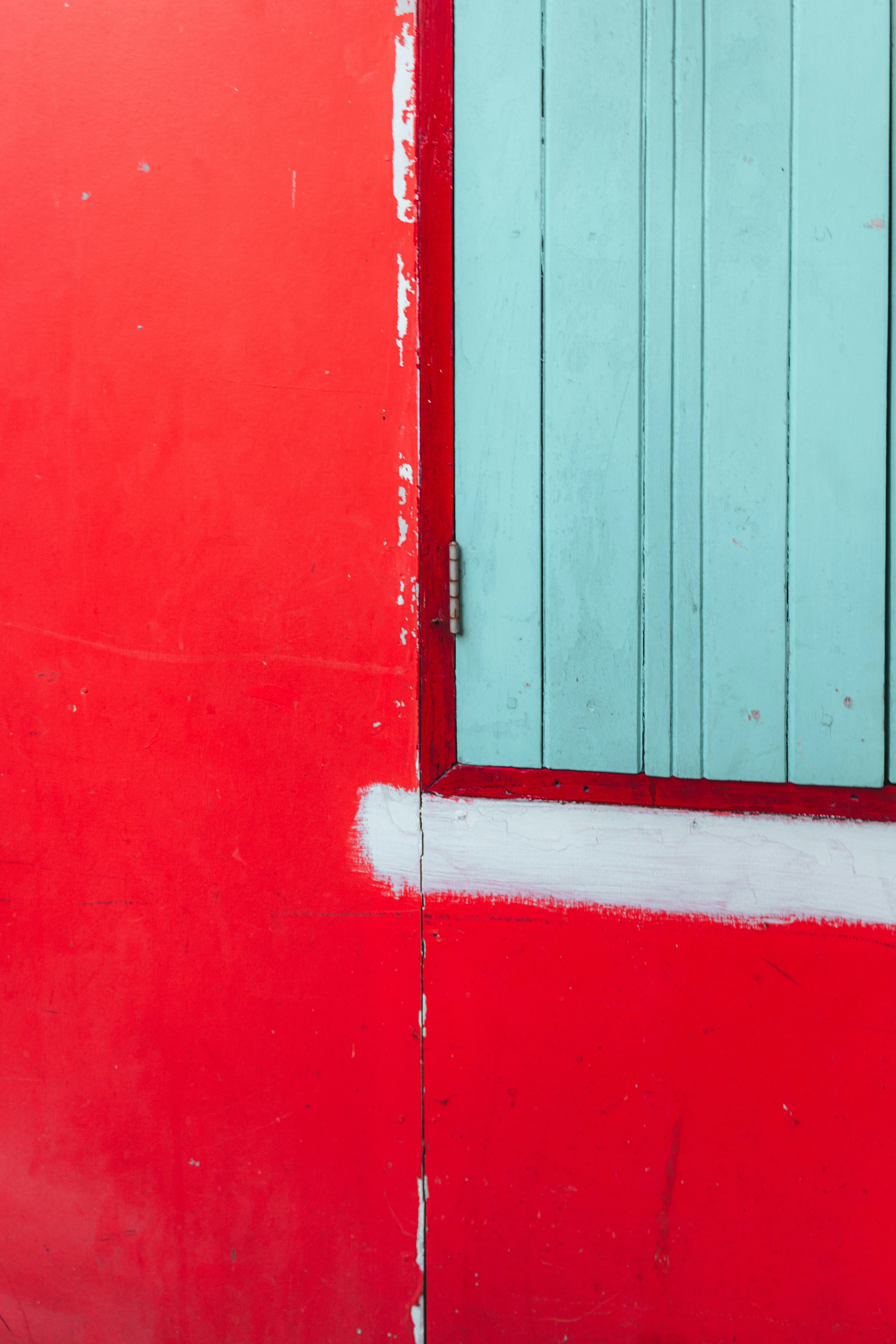Crimson Doorframe Meets Minted Wood: A Bold Split