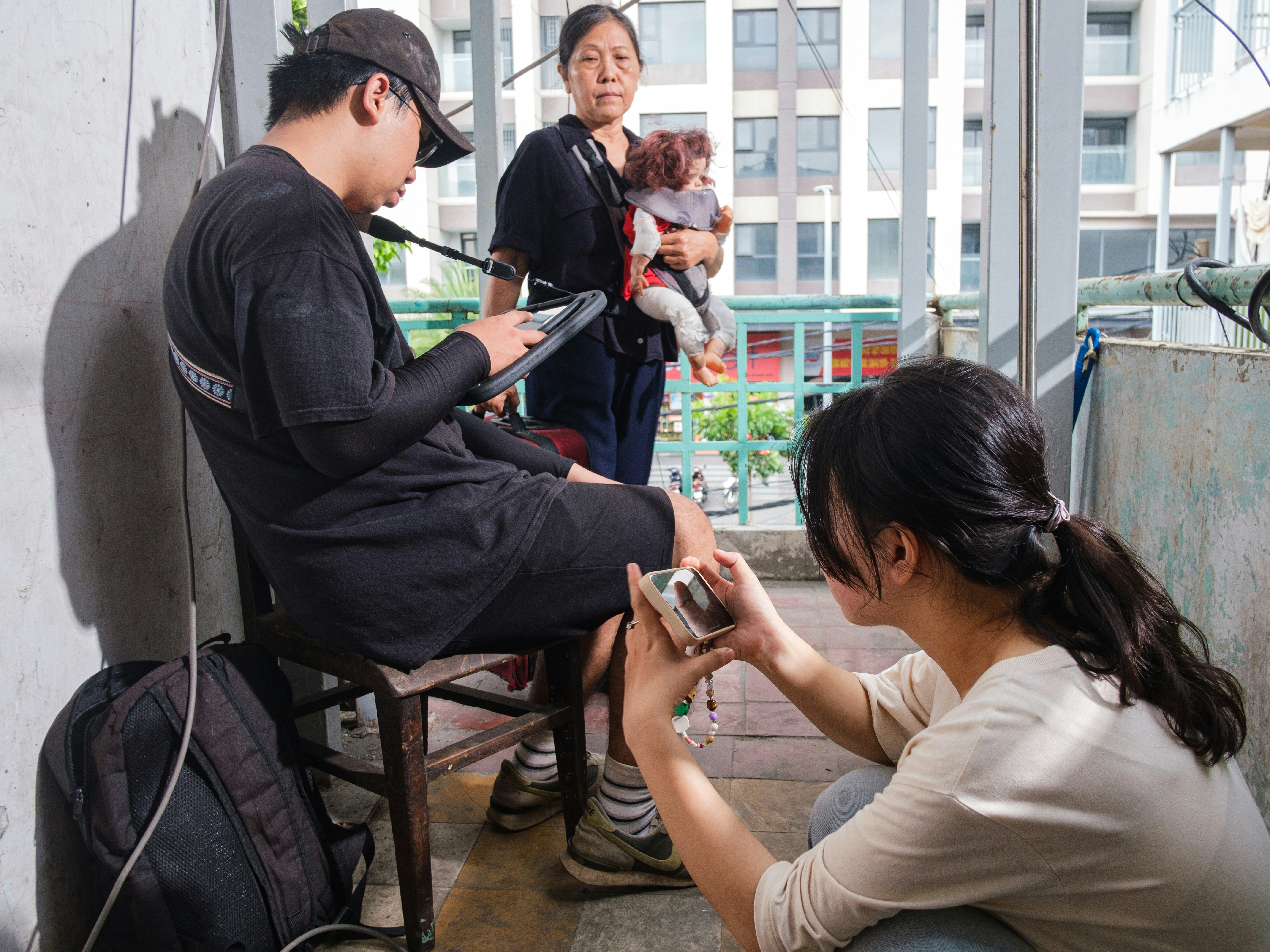 Behind-the-Scenes on a Rooftop Setup: A Youth Photographer and a Pet Groomer