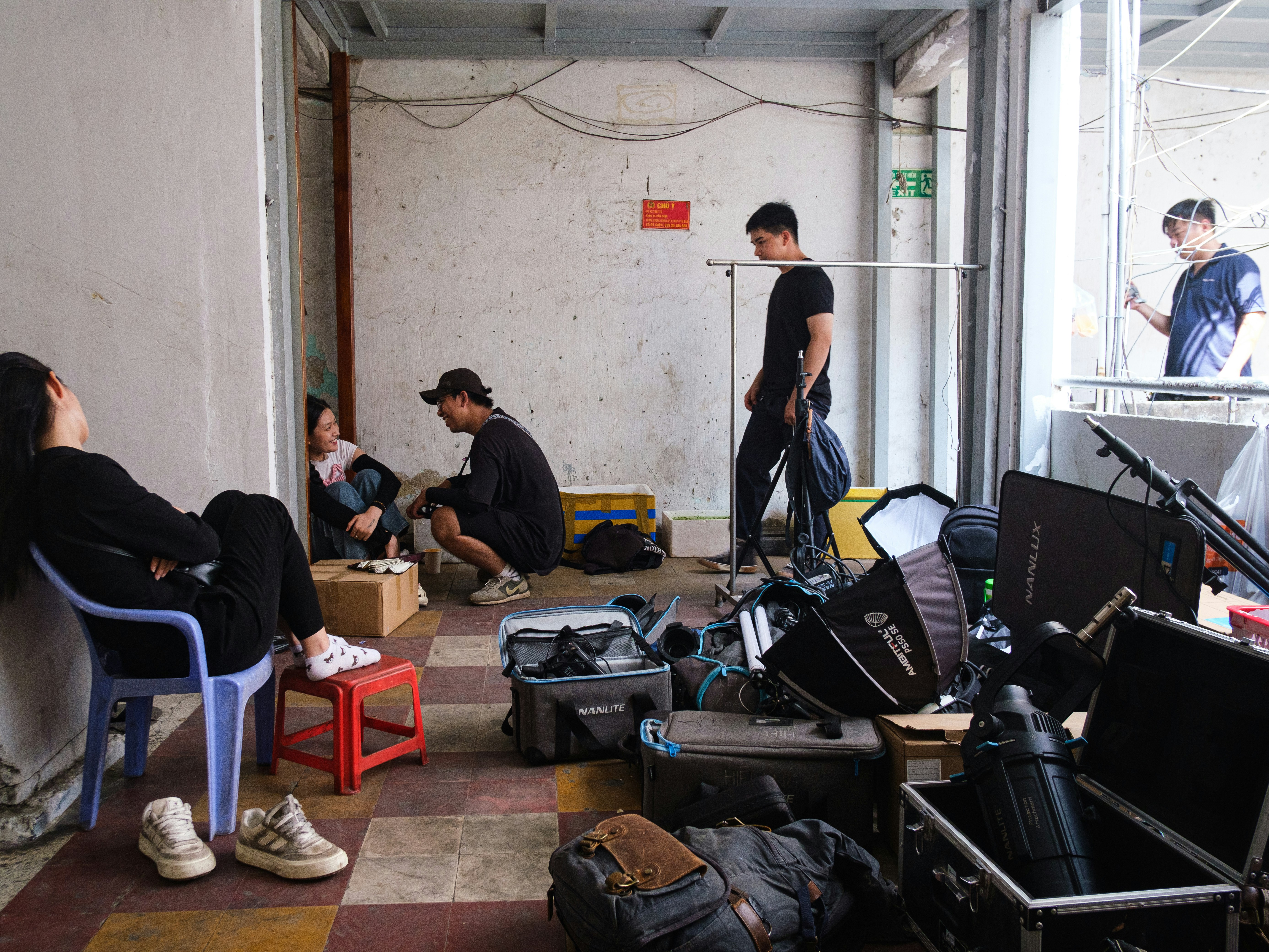 Backstage Watch: Crew in a Cluttered Studio Come Together