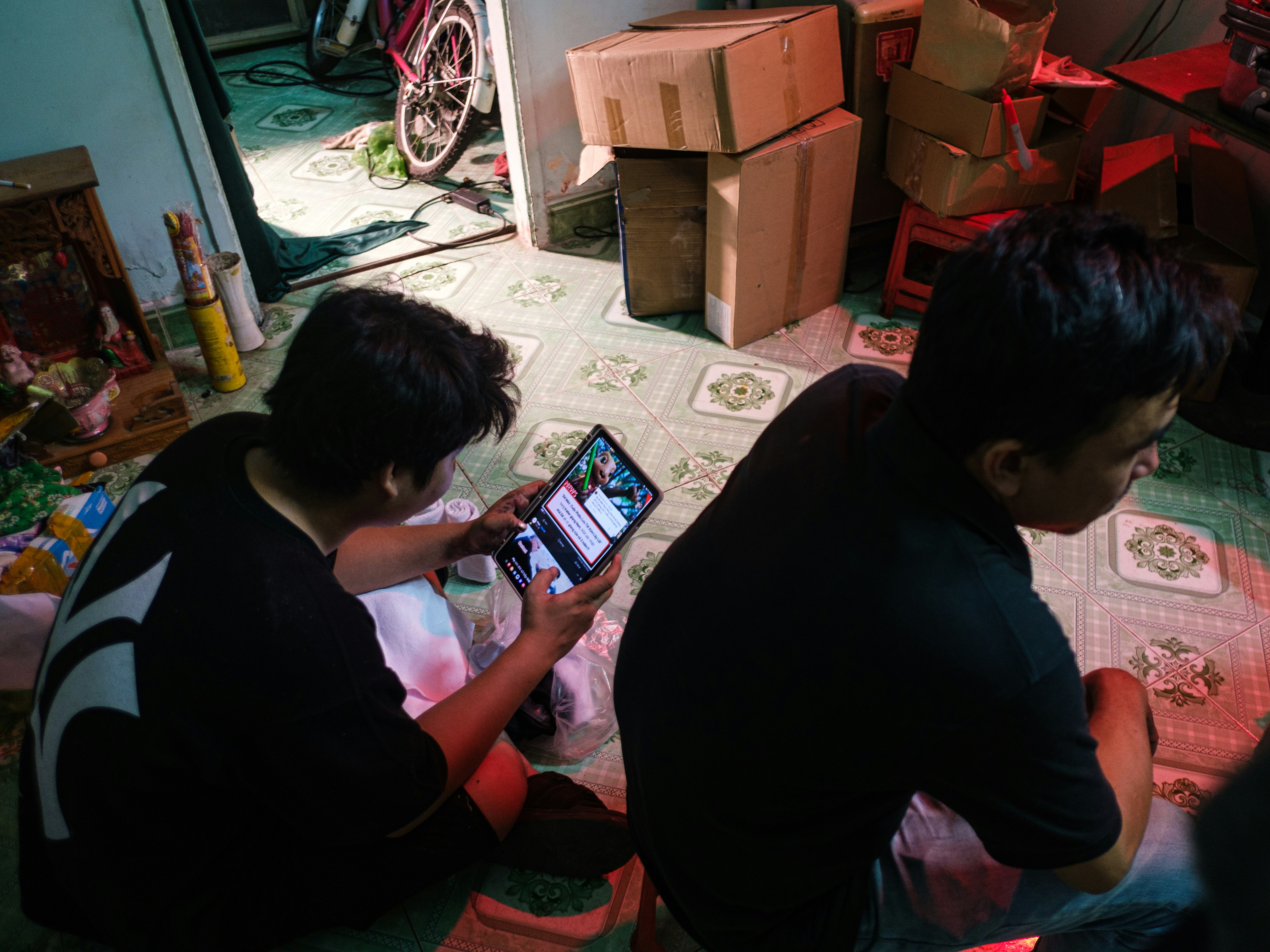 Side-by-Side Focus: Two Hands, One Screen