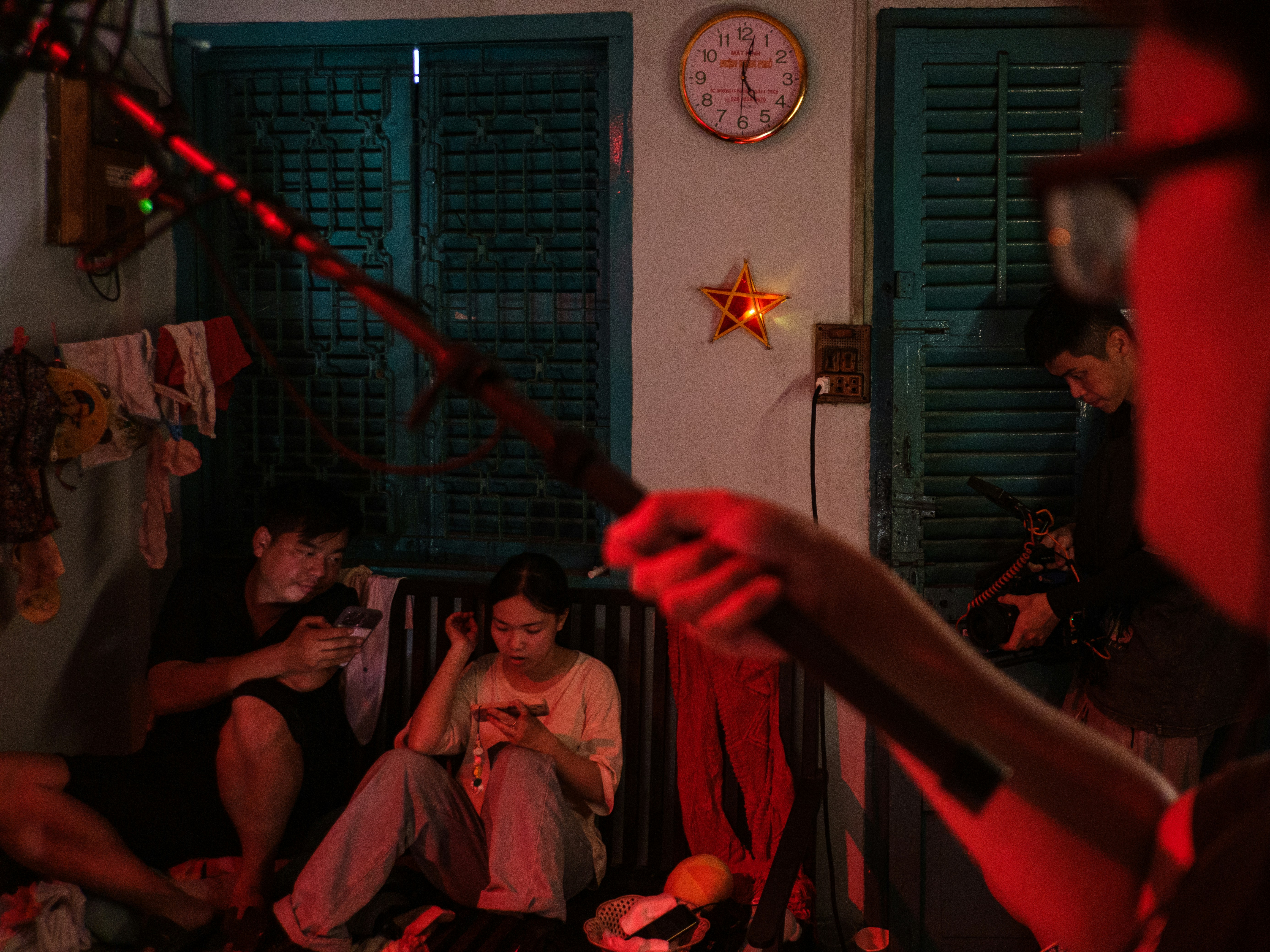 Red Star in a Dim Living Room: Family Glimpses Through a Busy Night