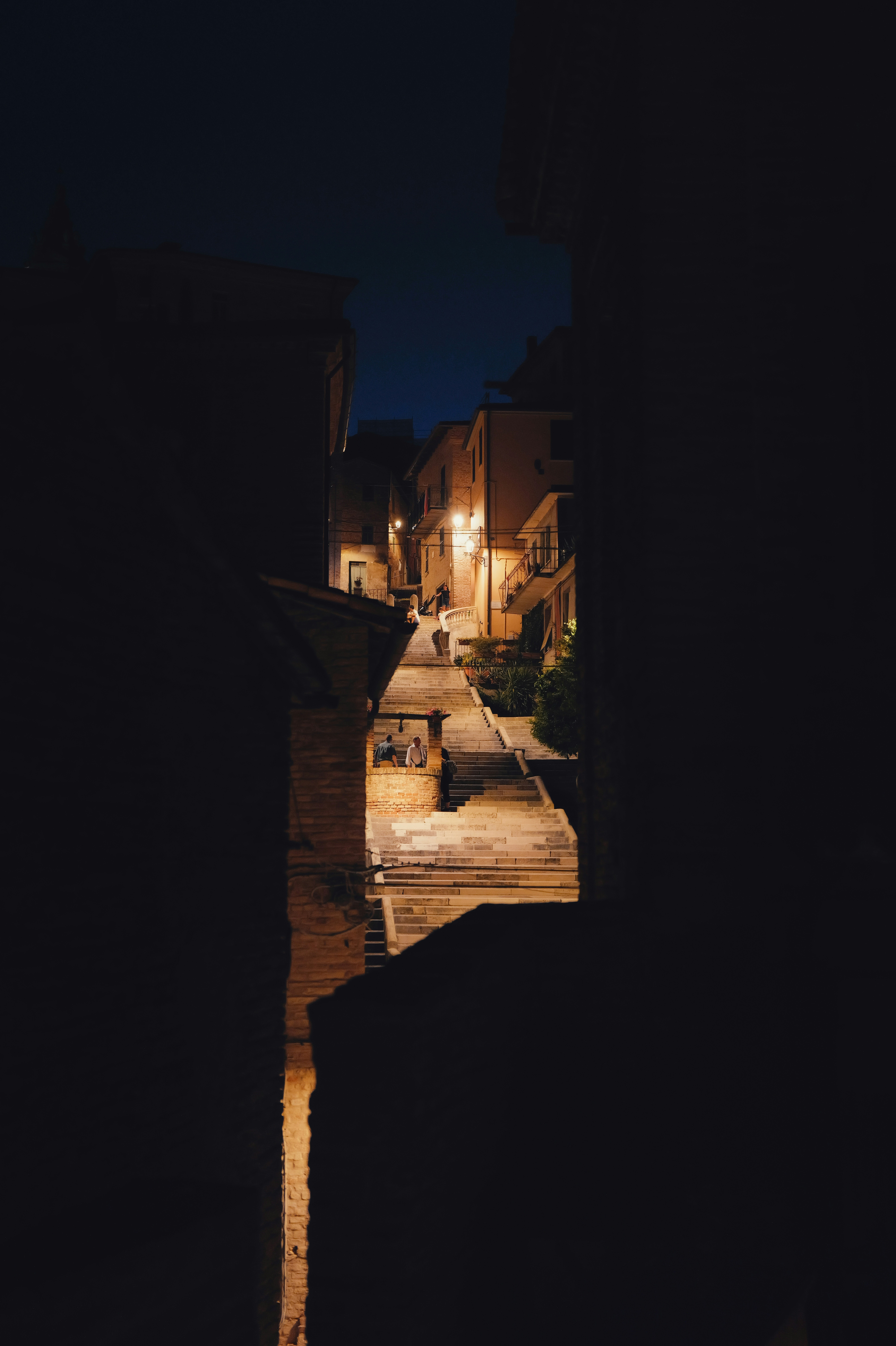 Night Steps to Warmth: A Quiet Alleyway Evening