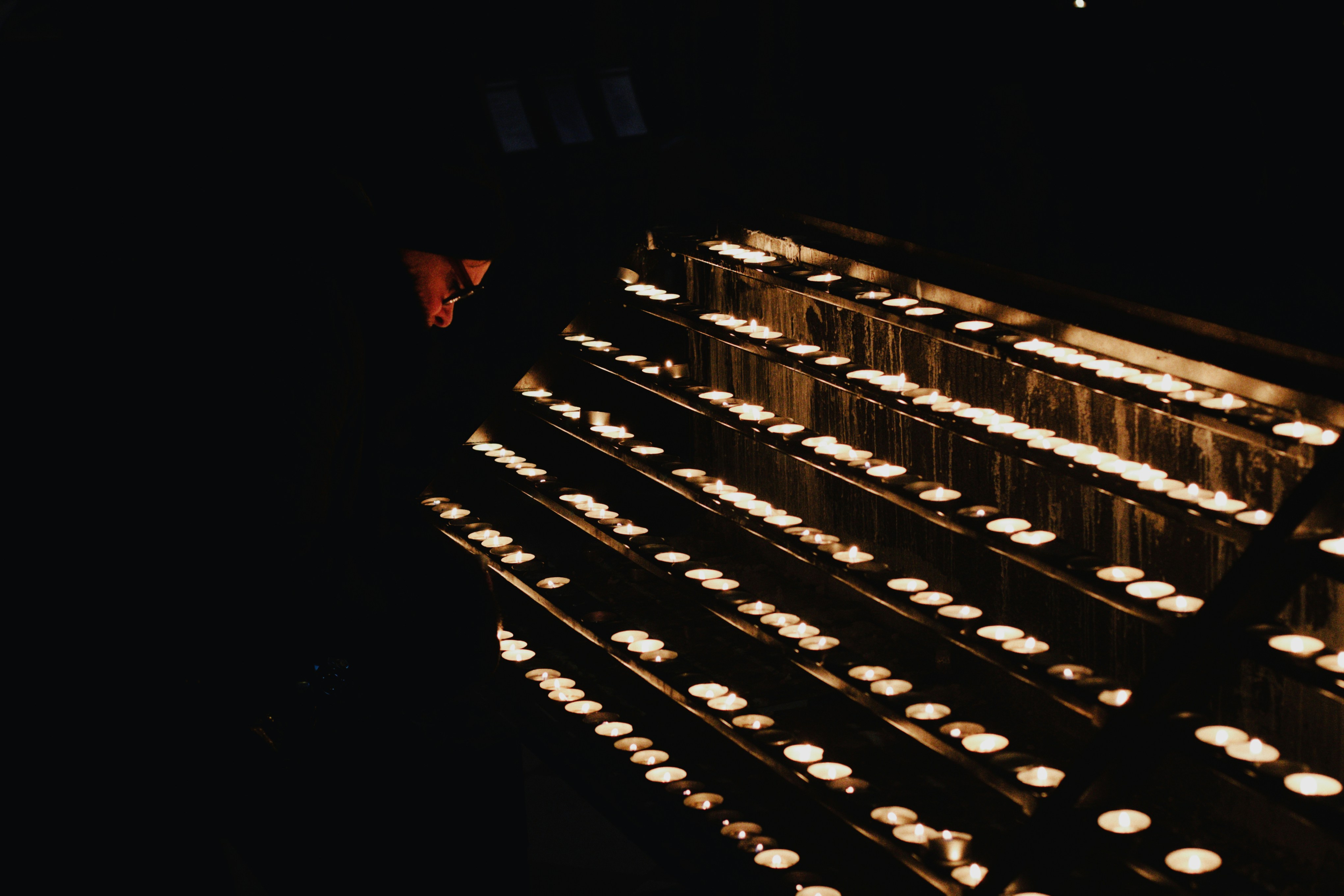 Dim Exhibit of Candled Pearls: A Quiet Gaze by the Array of Lights