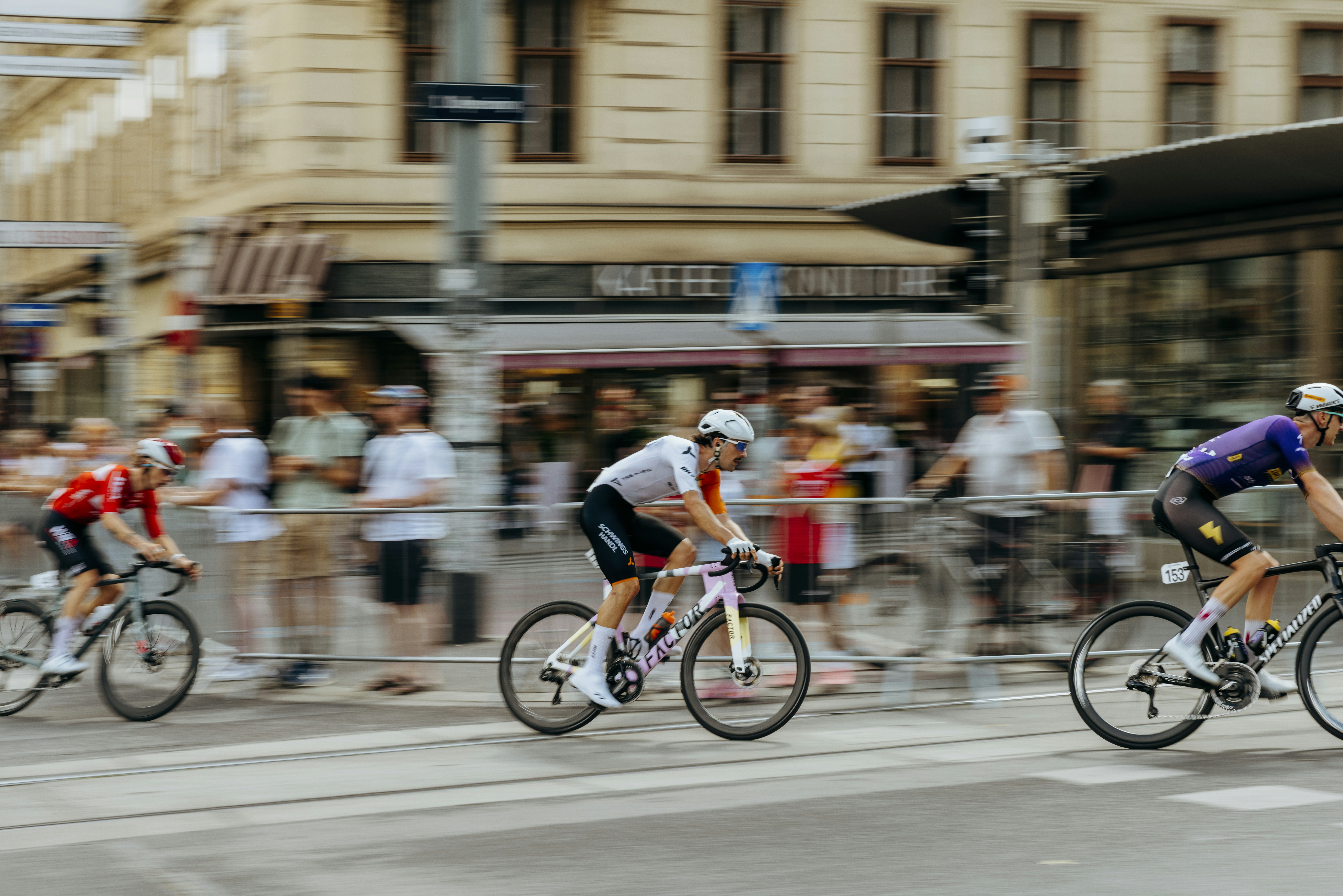 Mid-Race Cadence: A Sprint Through the City