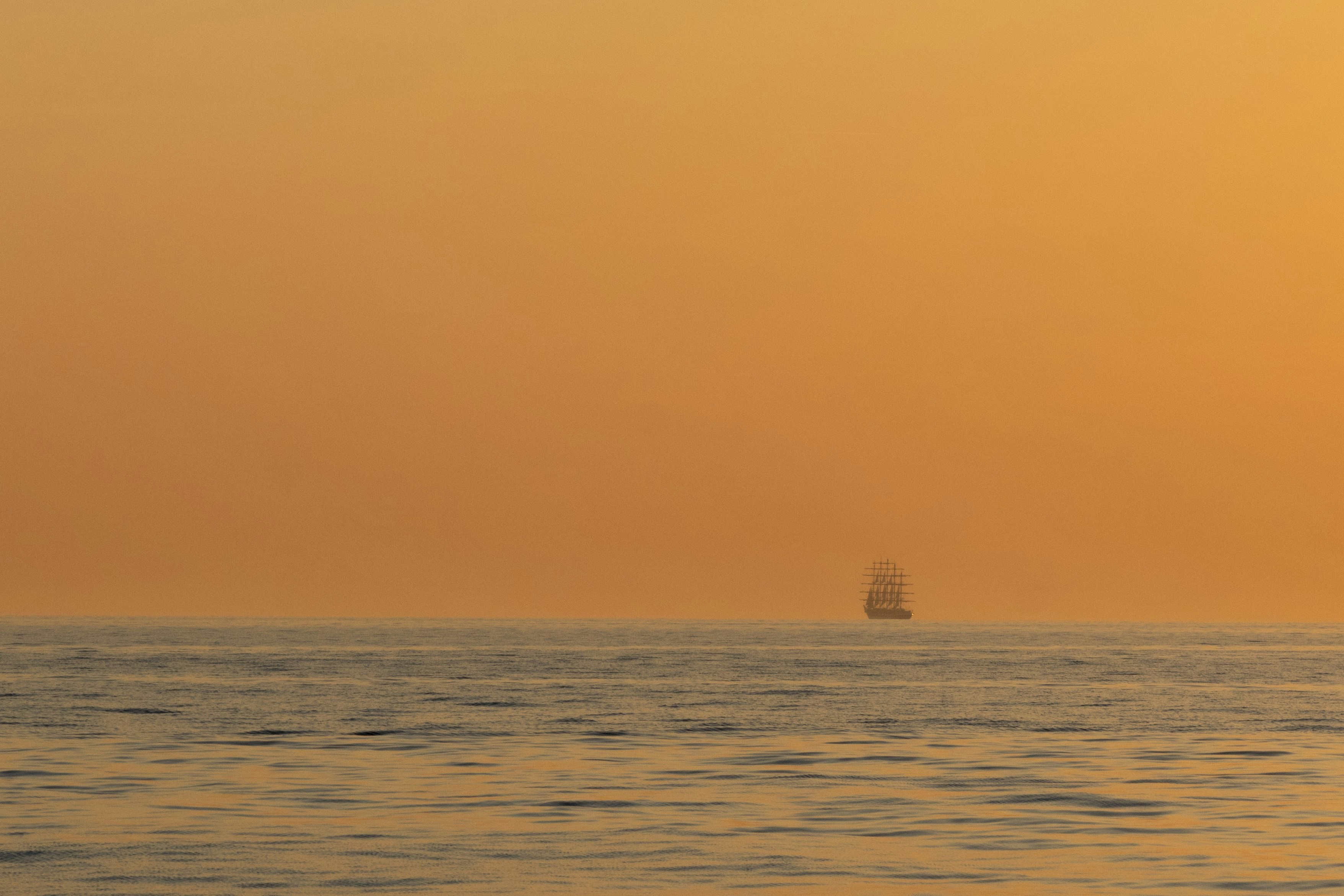 Toward the Horizon: A Sailboat Quietly Transforms the Sunset
