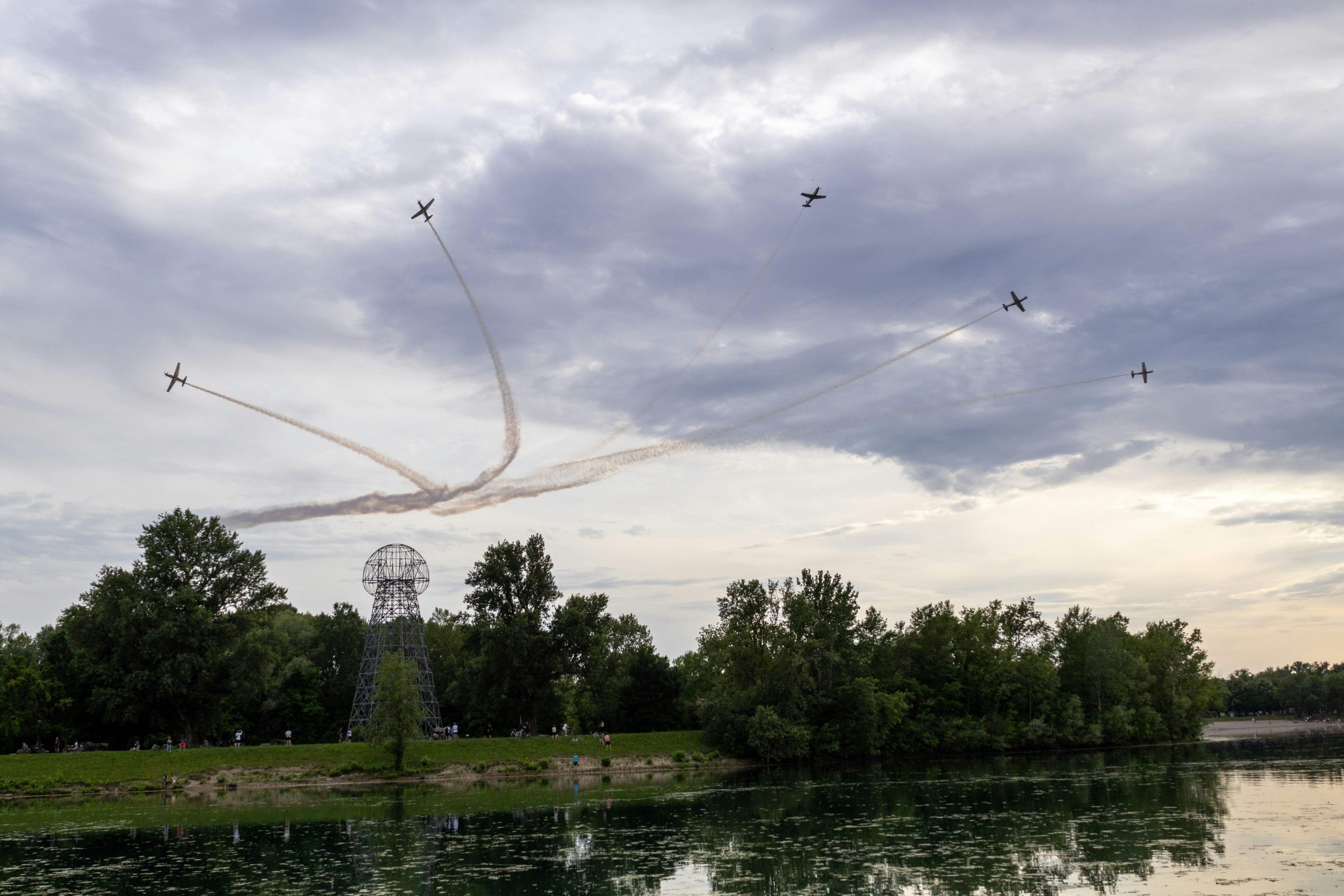 Aerial Dancers over the Lake: Smoke Trails from a Fleet of Aerobatic Planes