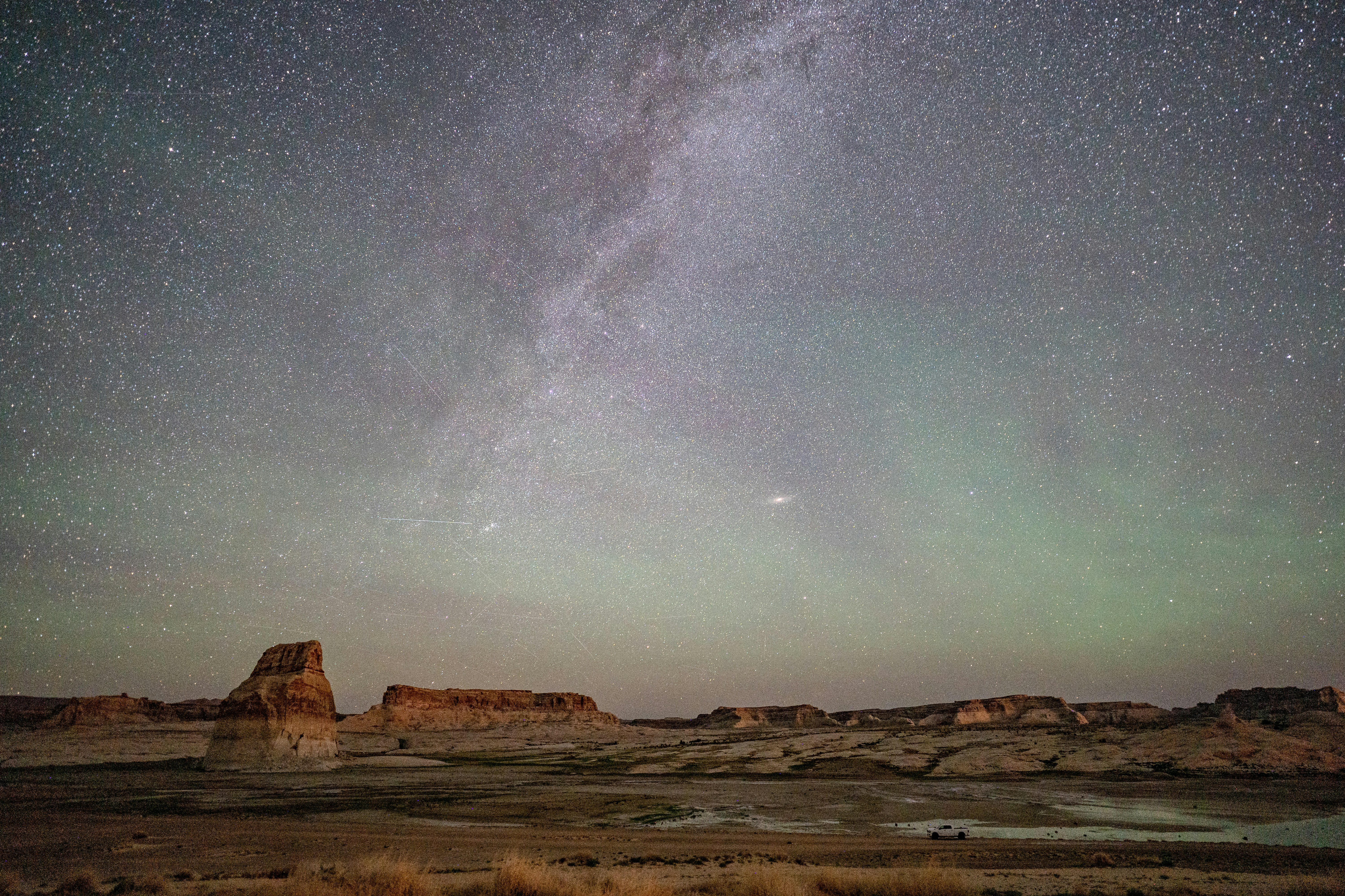 Milky Way Over Desert Rim: A Quiet Night Under the Milky Glow
