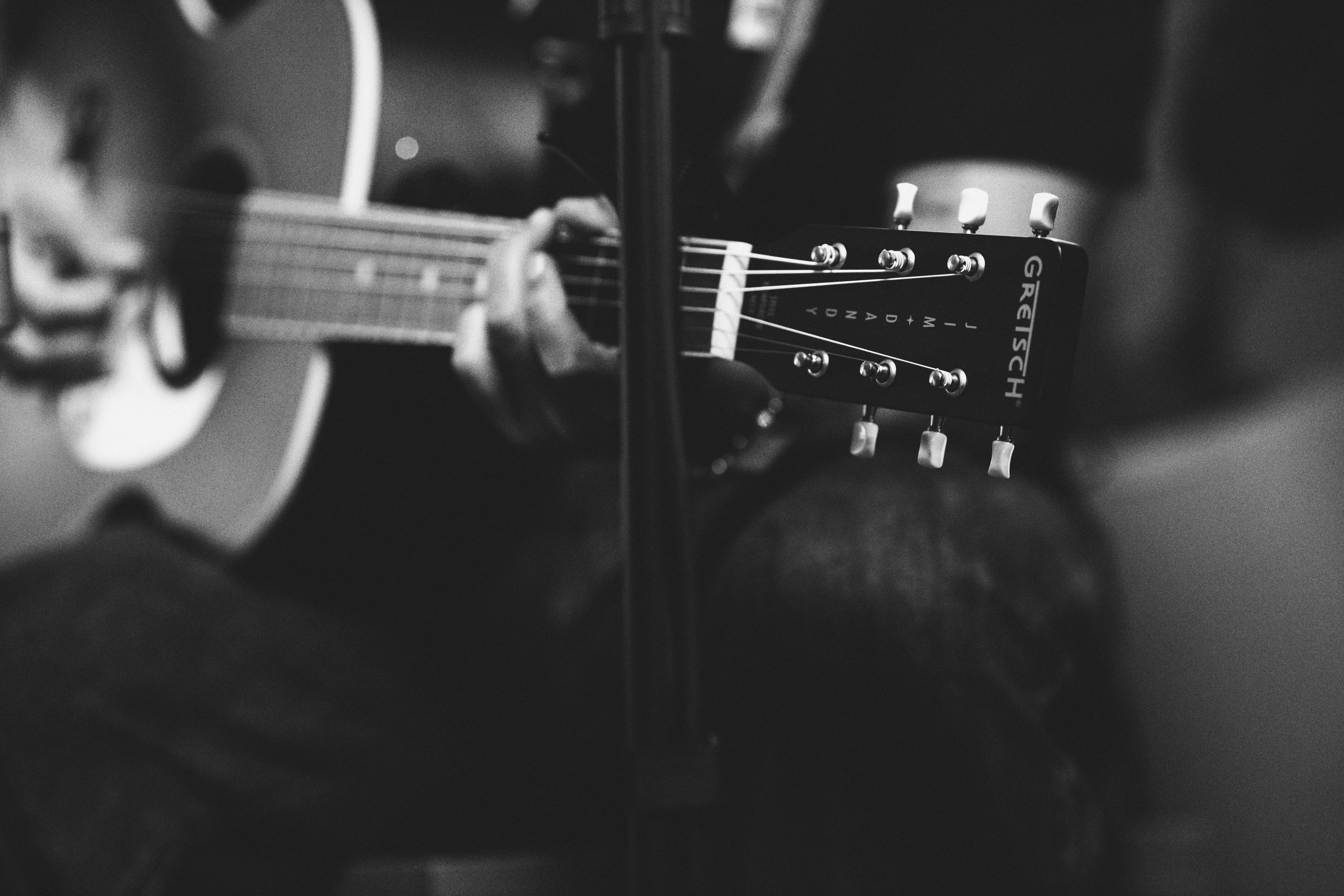 Muted Strings in Focus: A Guitar's Quiet Stage