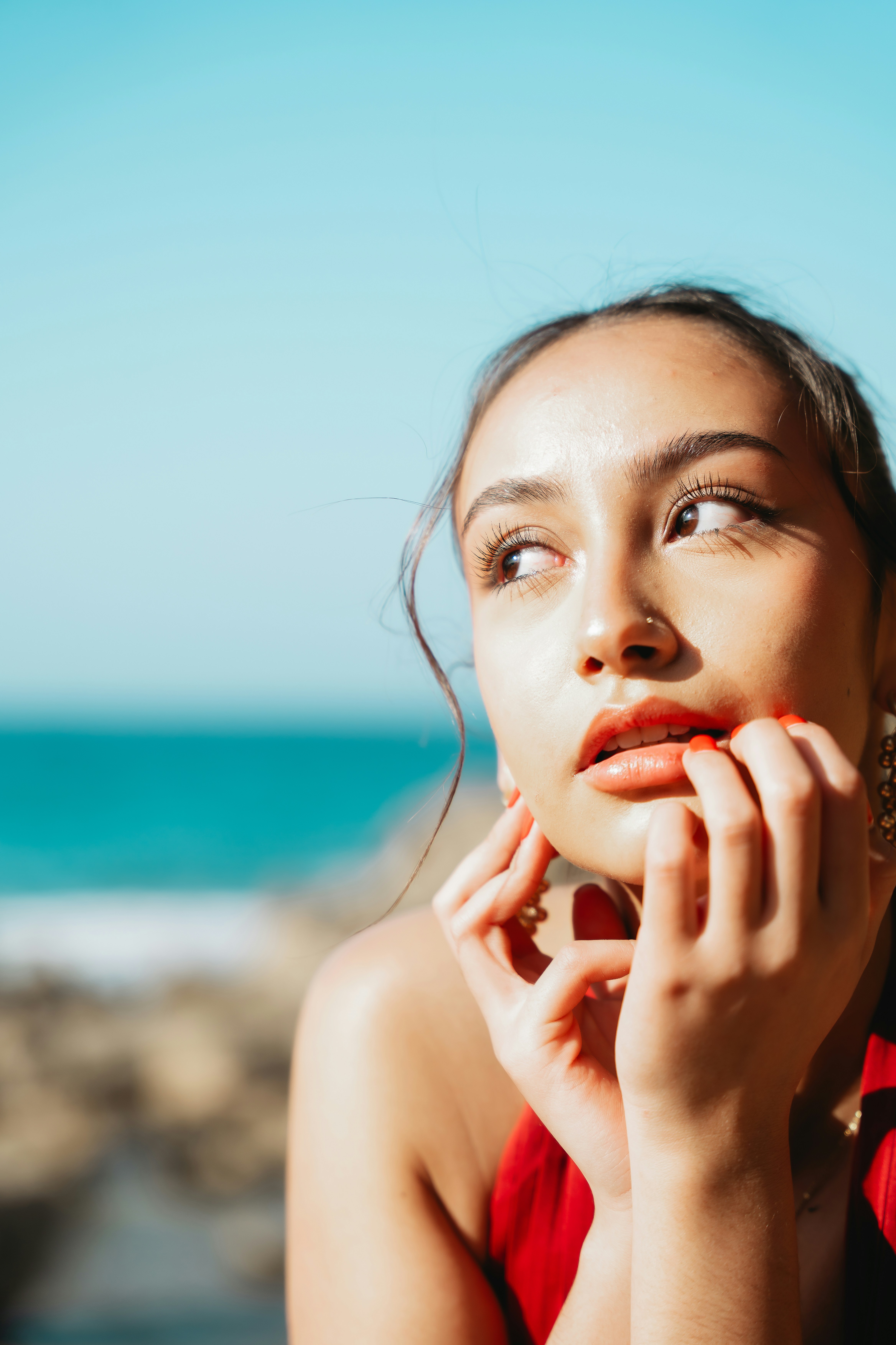 Sunlit Gaze: Ocean Breeze and Crimson Lip