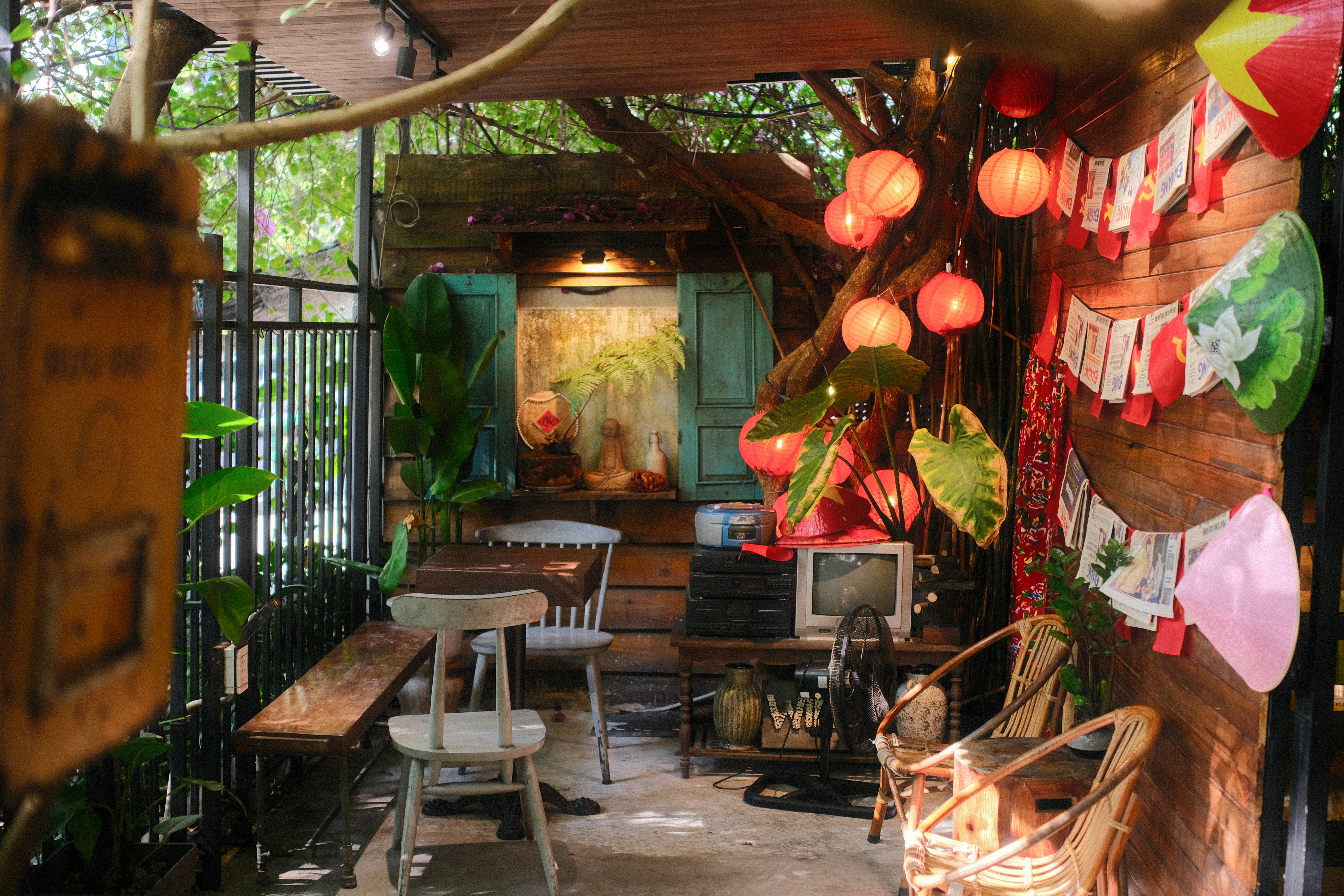 Cozy Arcadia Café: Lanterns, Greenery, and a Junkyard Inside