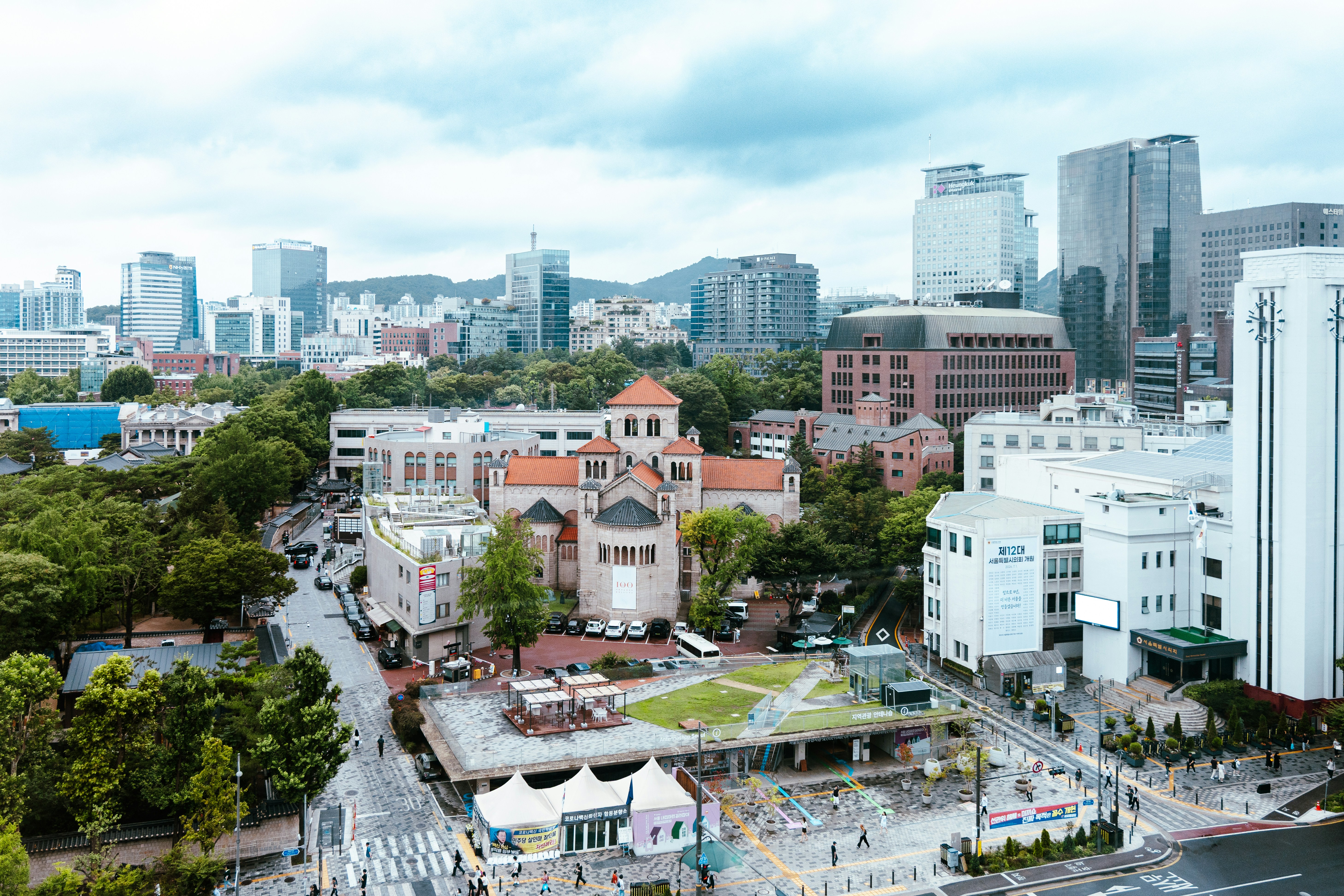 Urban Oasis: A Rooftop View of a City Park Above a Busy Campus