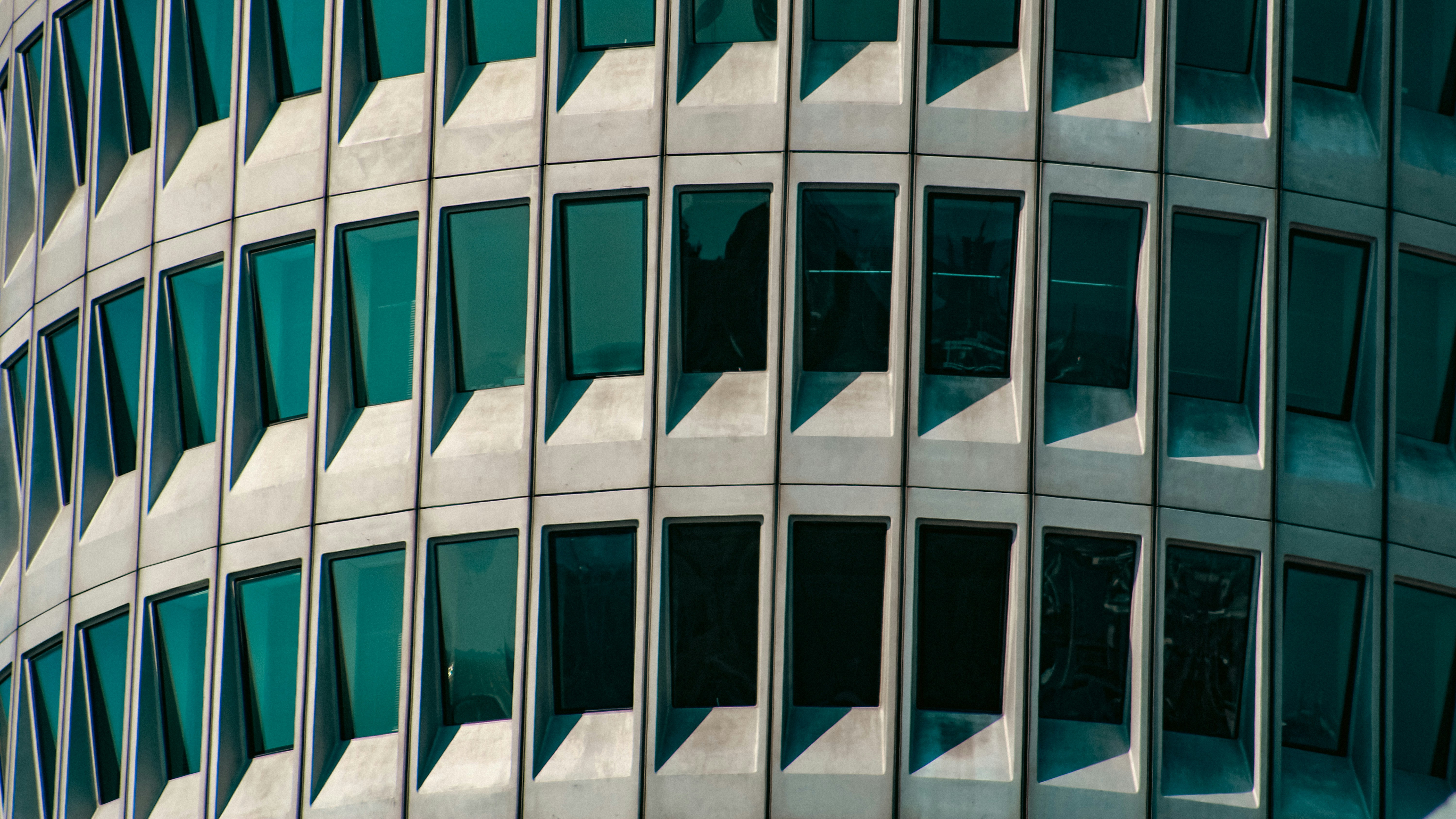 Faceted Glass Waves: A Facade of Repeating Angles