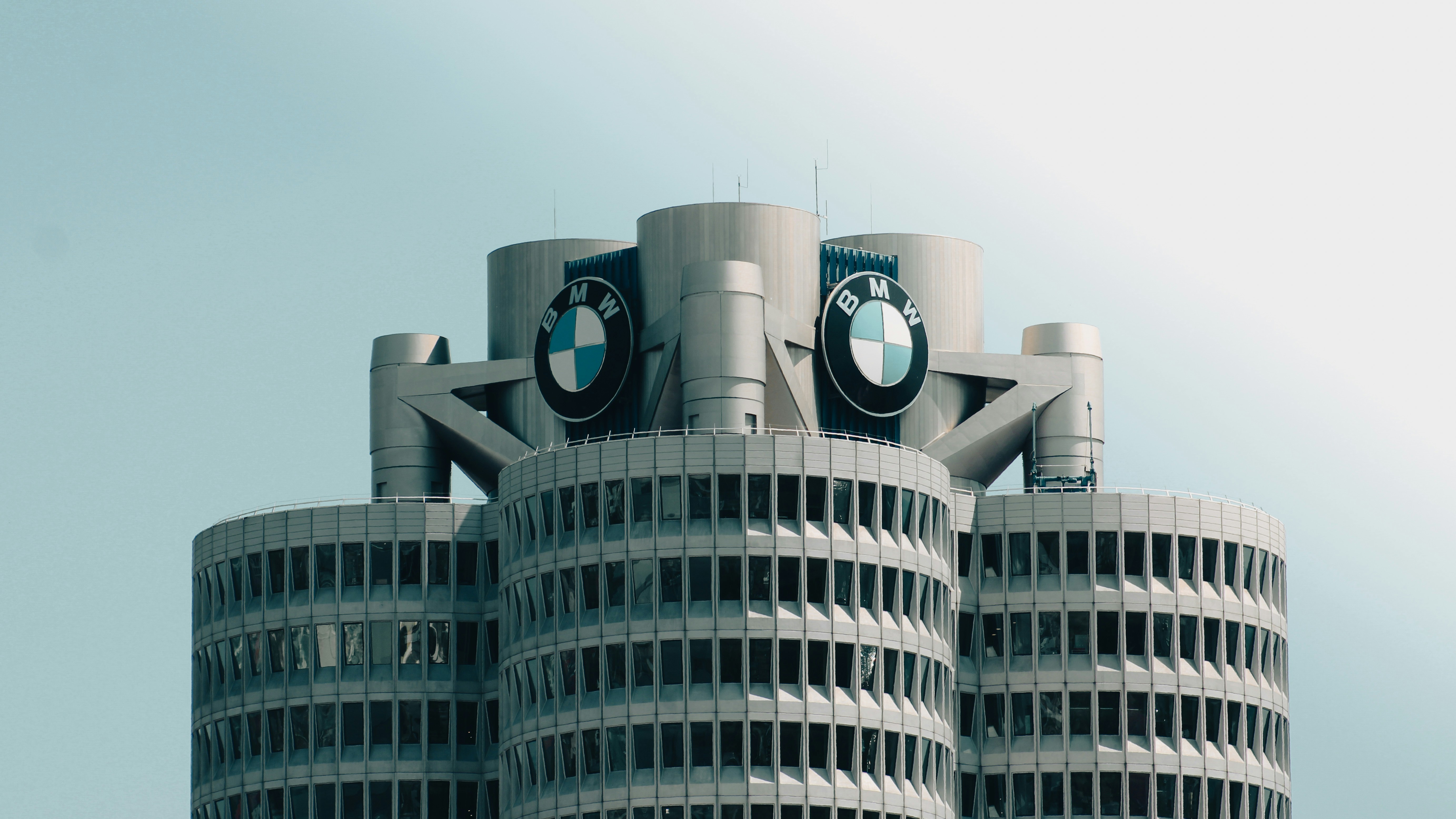 BMW Tower: Symmetry and Cylinders at the Skyline