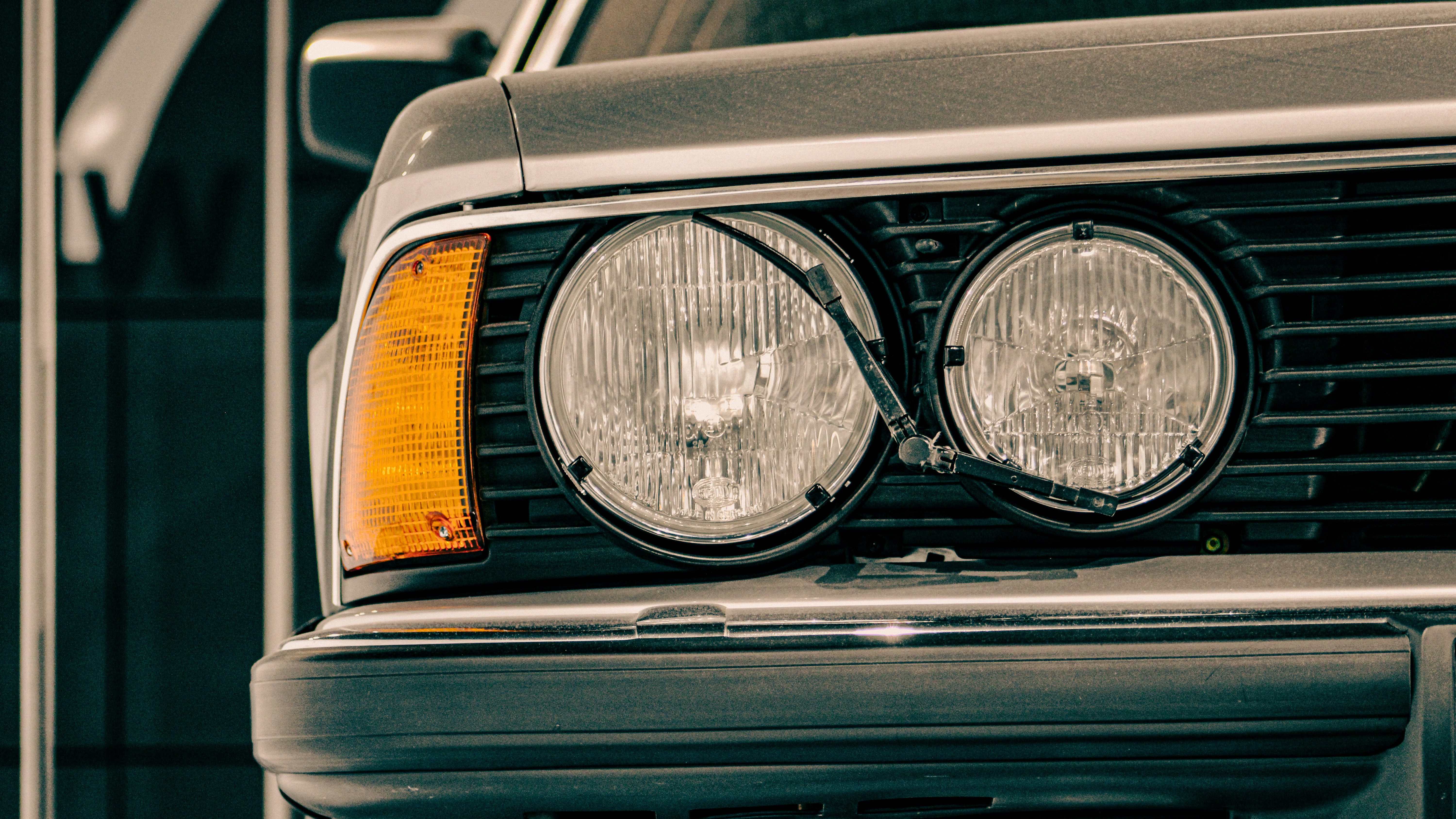 Chrome Grille Echo: The Classic Car’s Twin Round Lenses