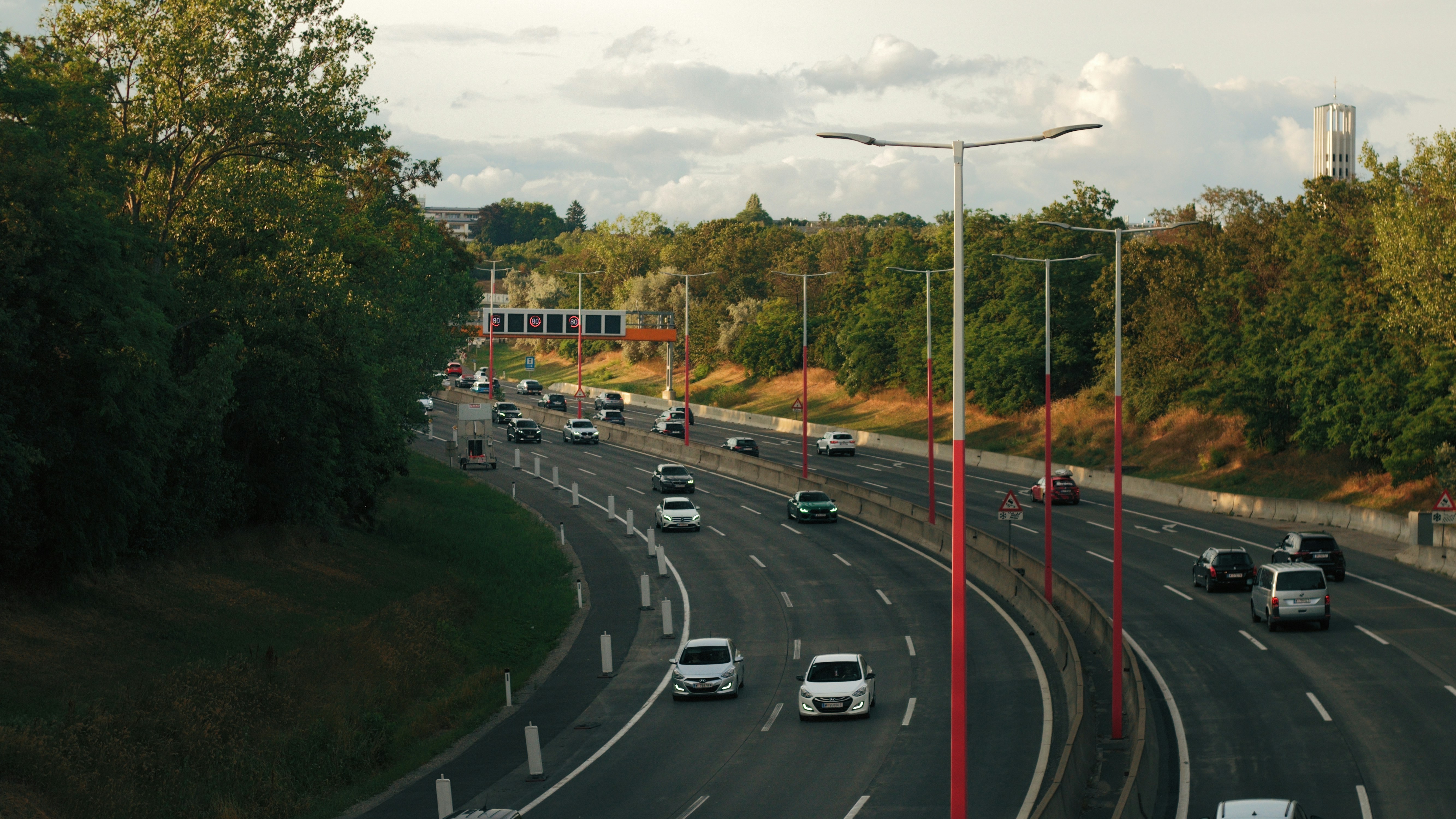 Middle-Lane Flow: A Snapshot of Moving Traffic on a Sunlit Highway