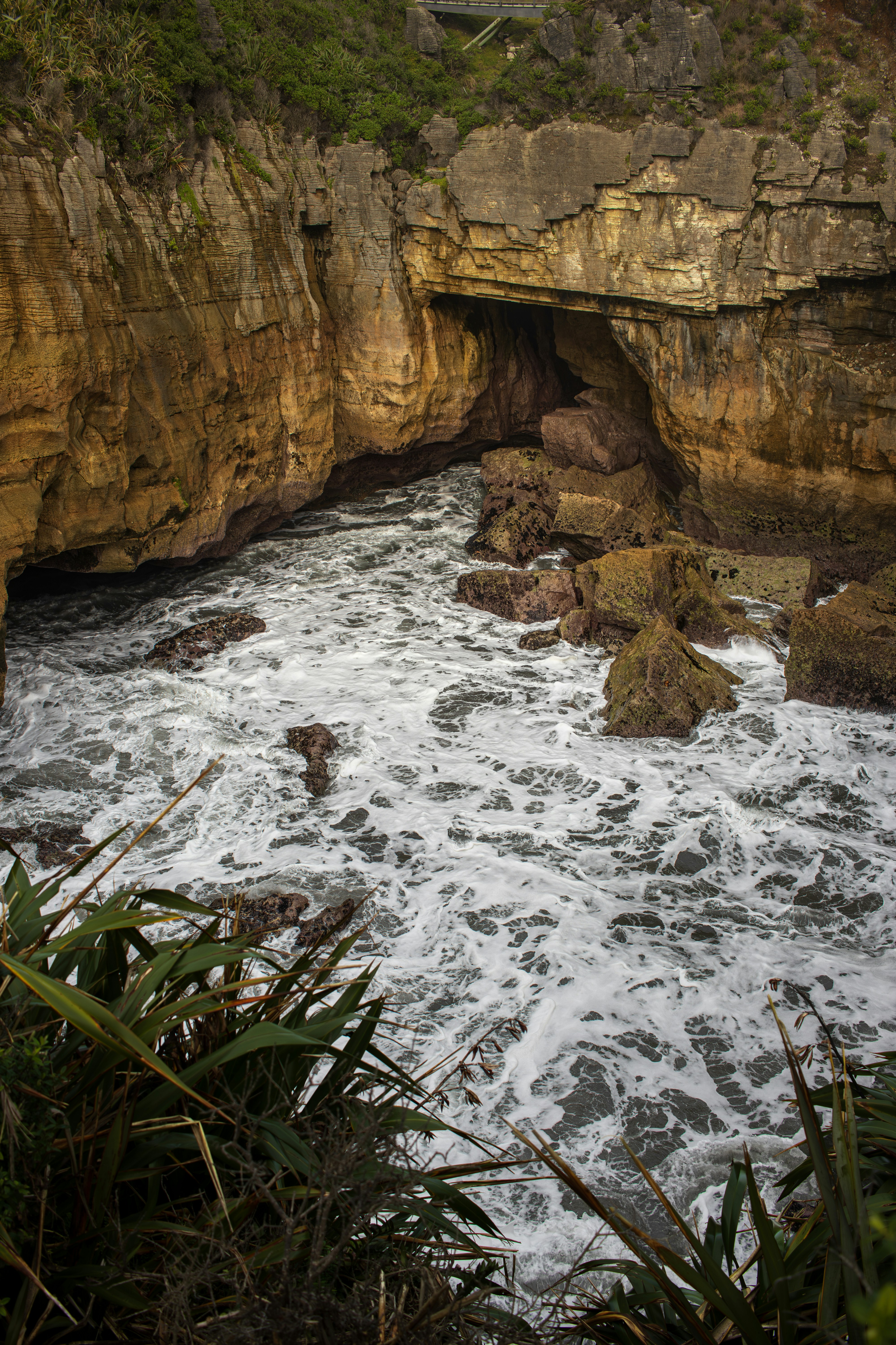 Sea‑Bleached Cliff Gate: A Waves‑Worn Caverna