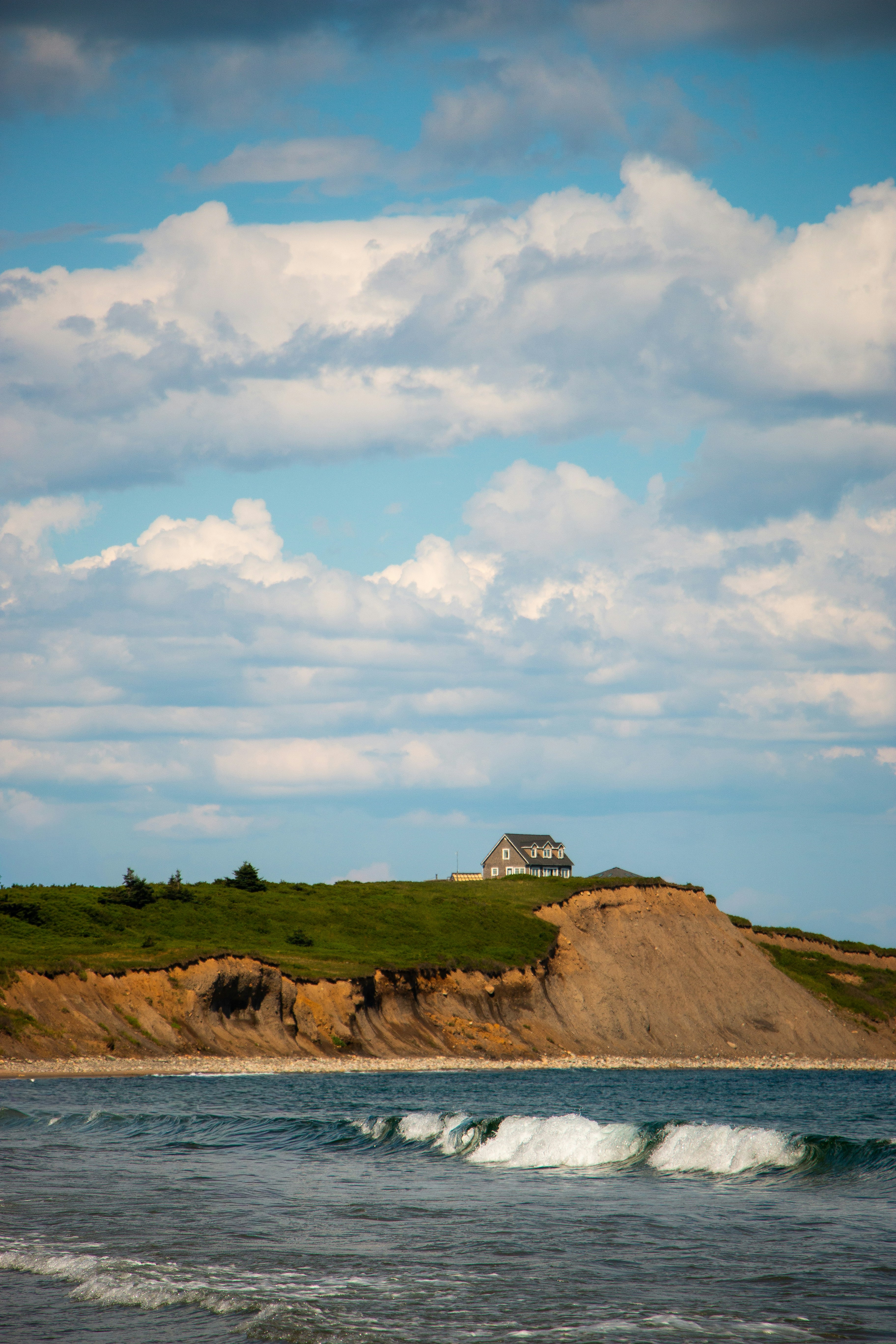 Coastal House atop a Cliff: Quiet Horizon