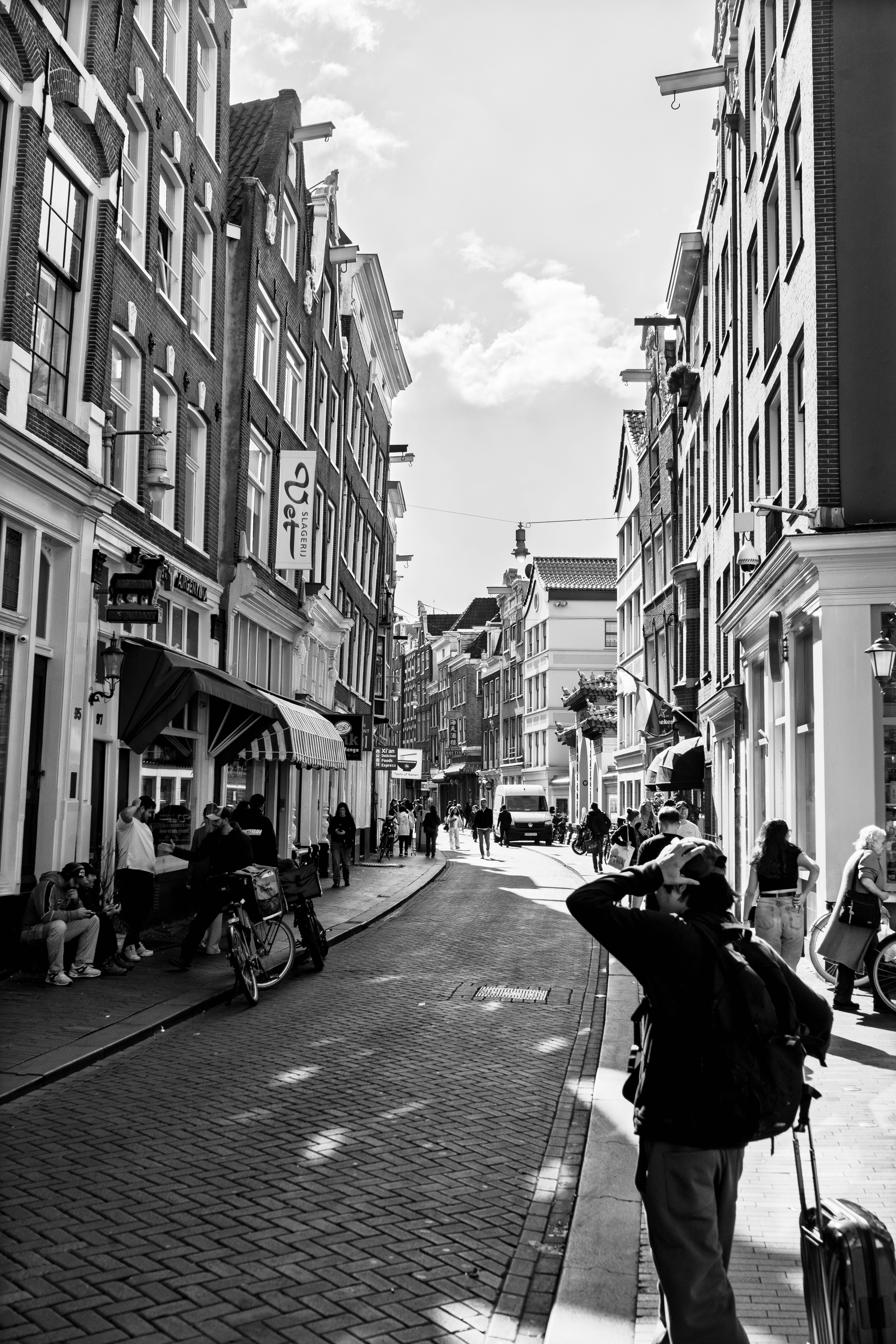 Portrait of a European street: a traveler guards the kaléidoscope of urban life