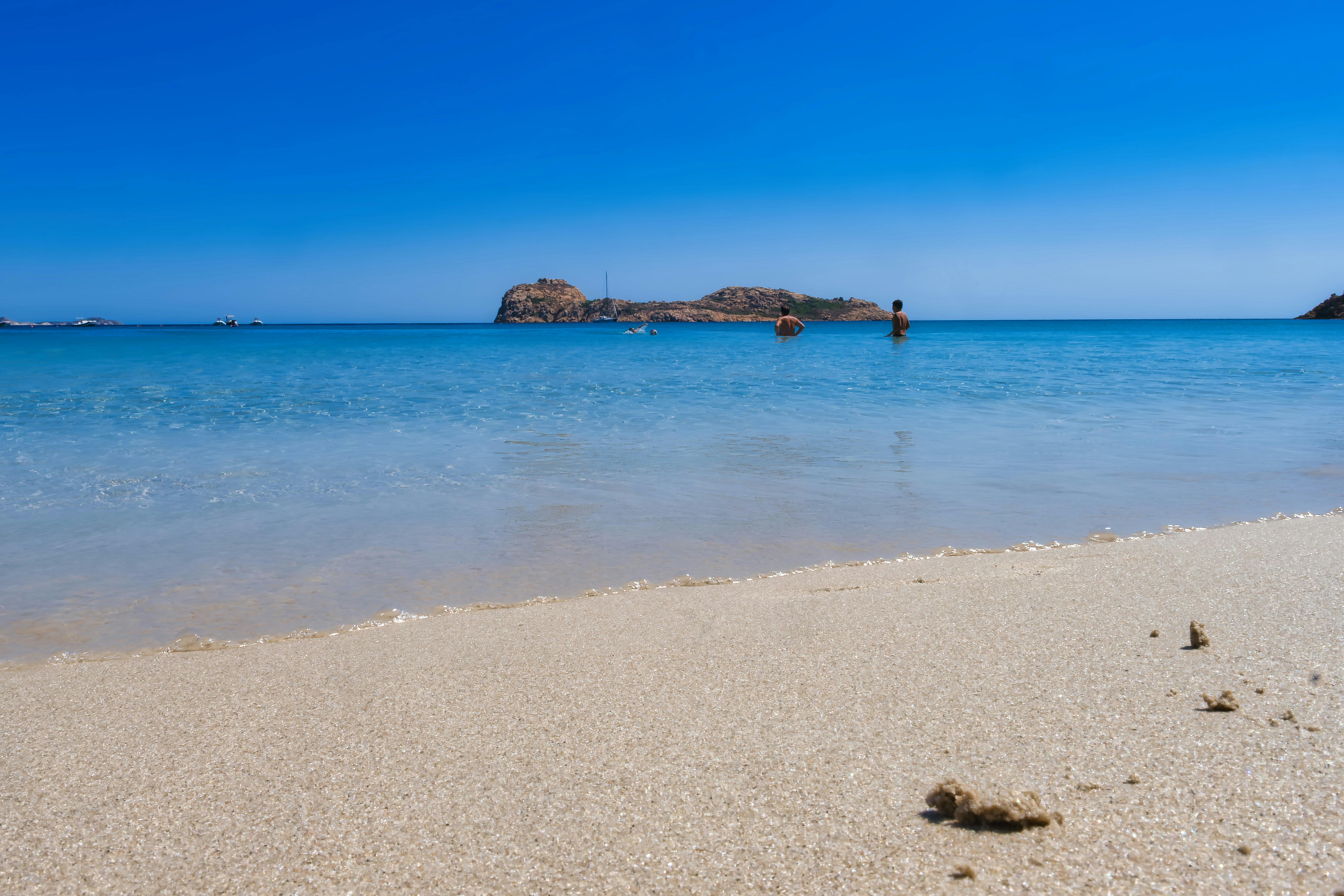 Azure Quiet: Beachfront Horizon and Gentle Waves