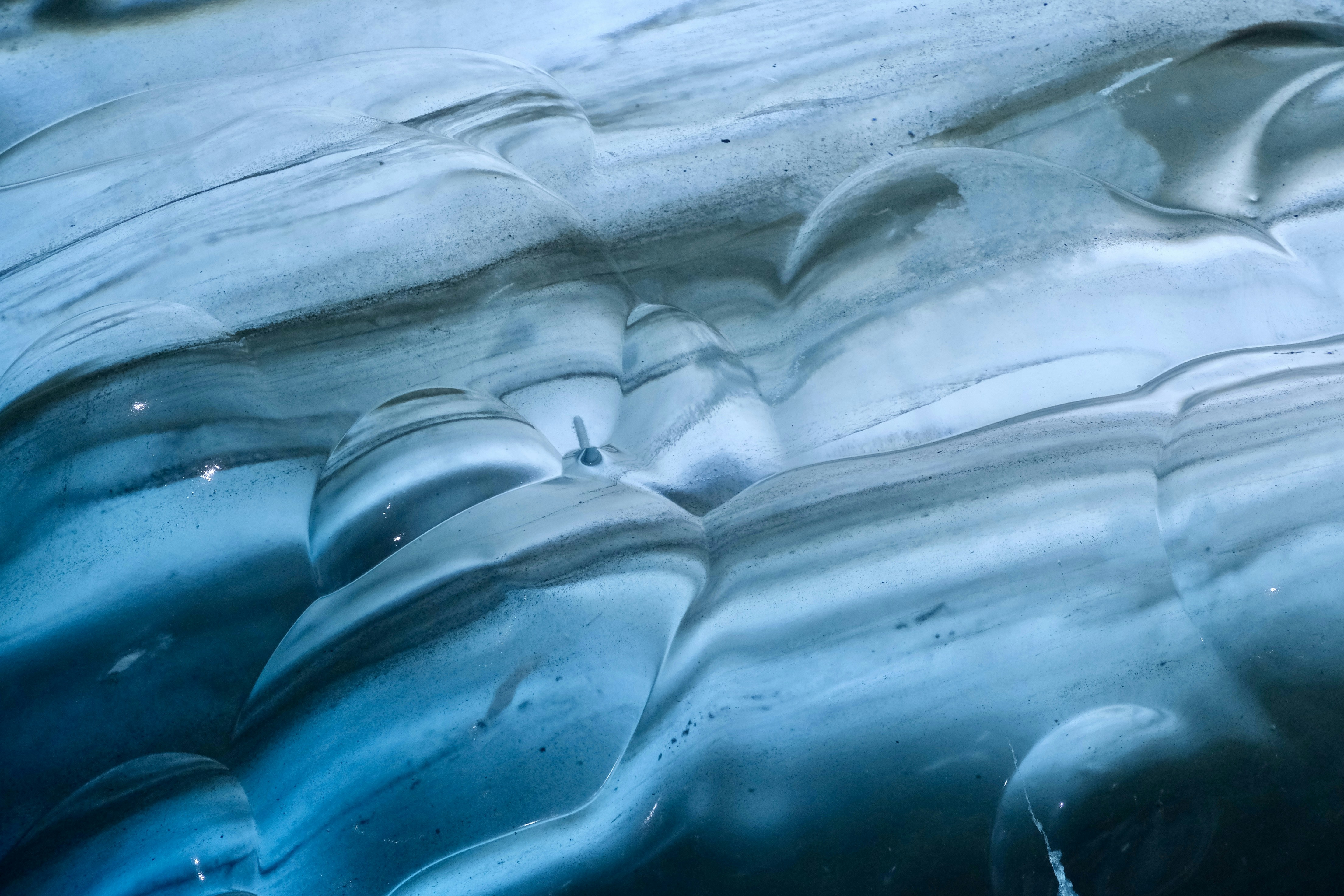 Glacial Veil: Blue Ice Flair and Airy Lux