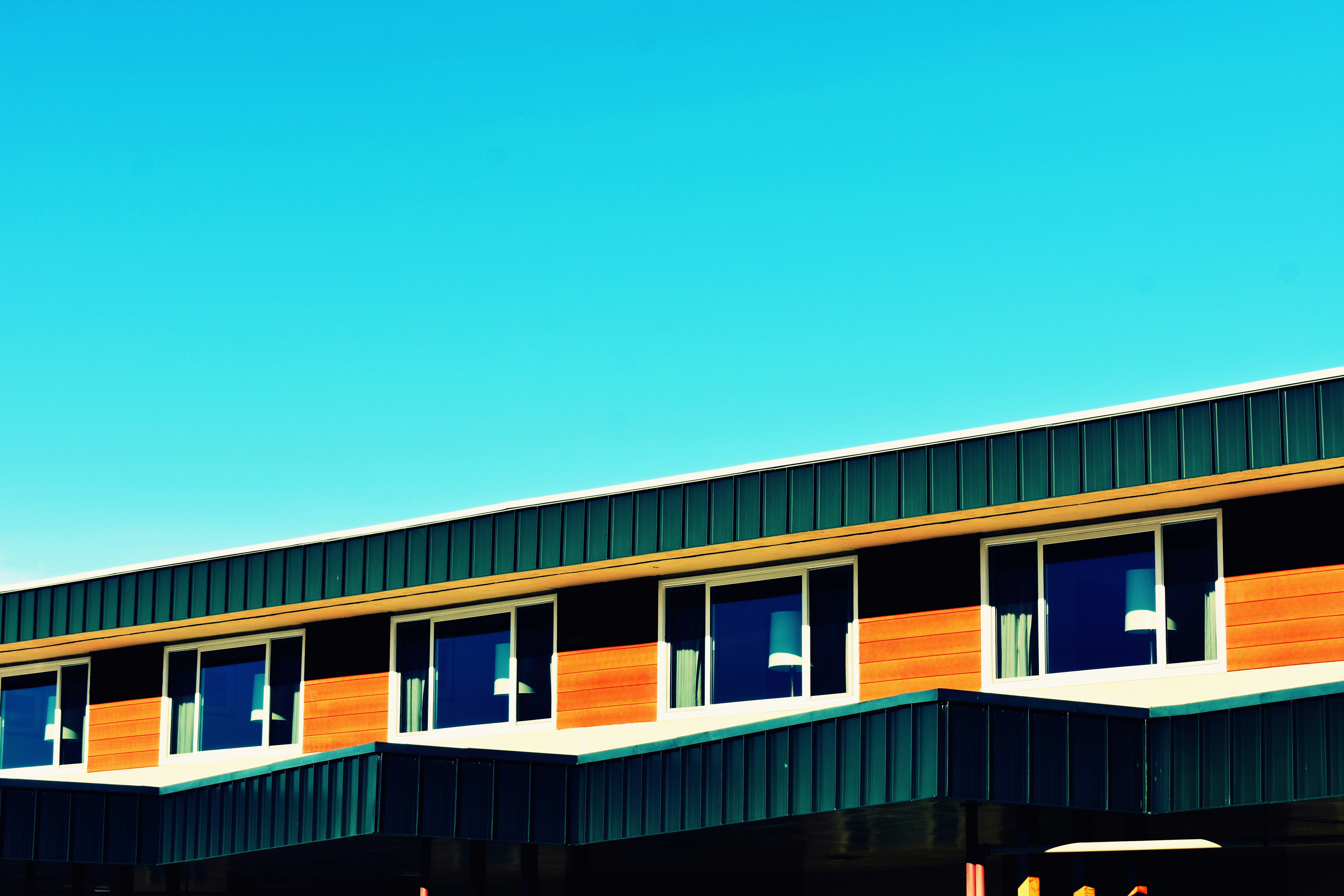Geometric Rooflines Echo Against a Clear Sky